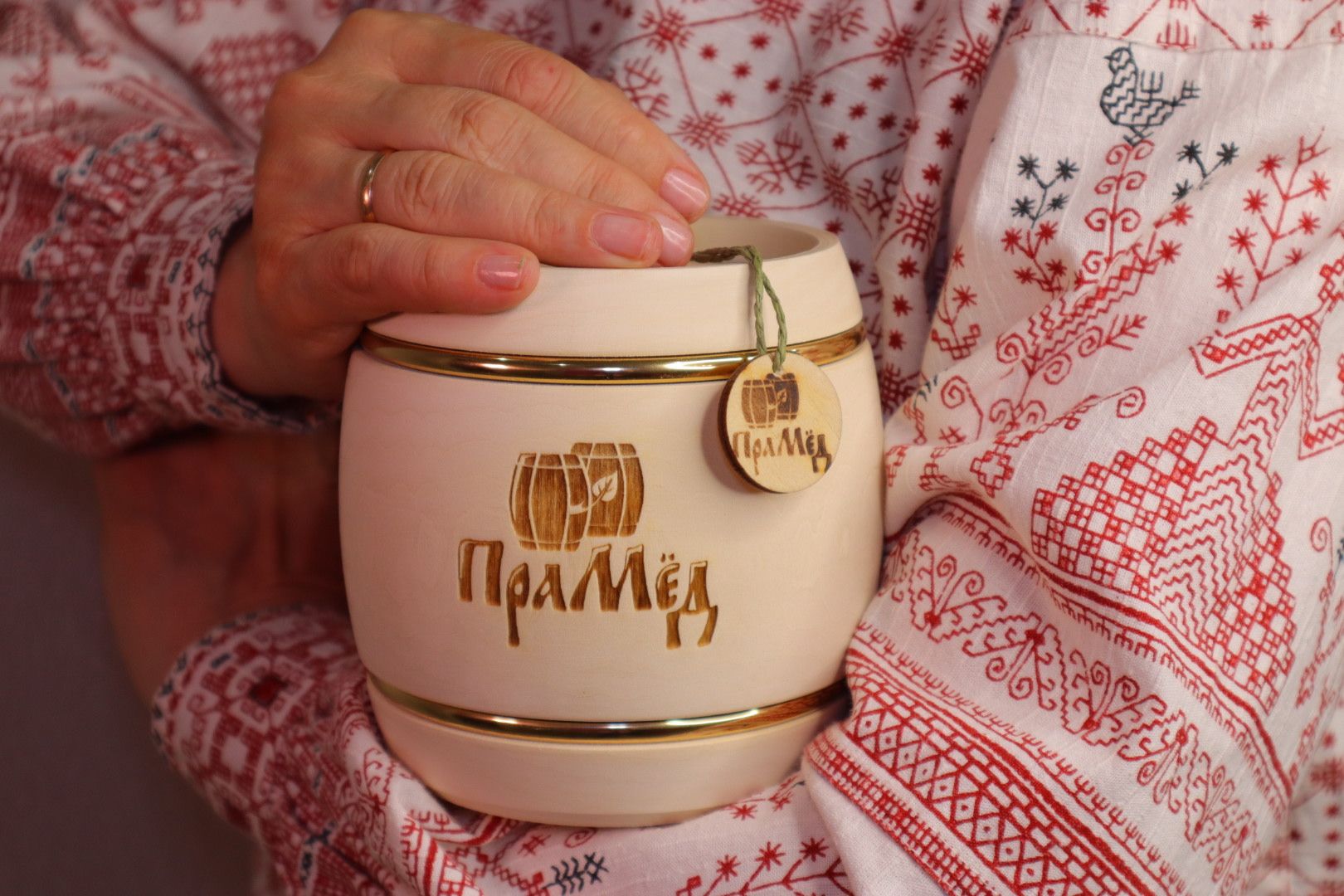Мед натуральный цветочный в бочонке из липы, светлый 1000.