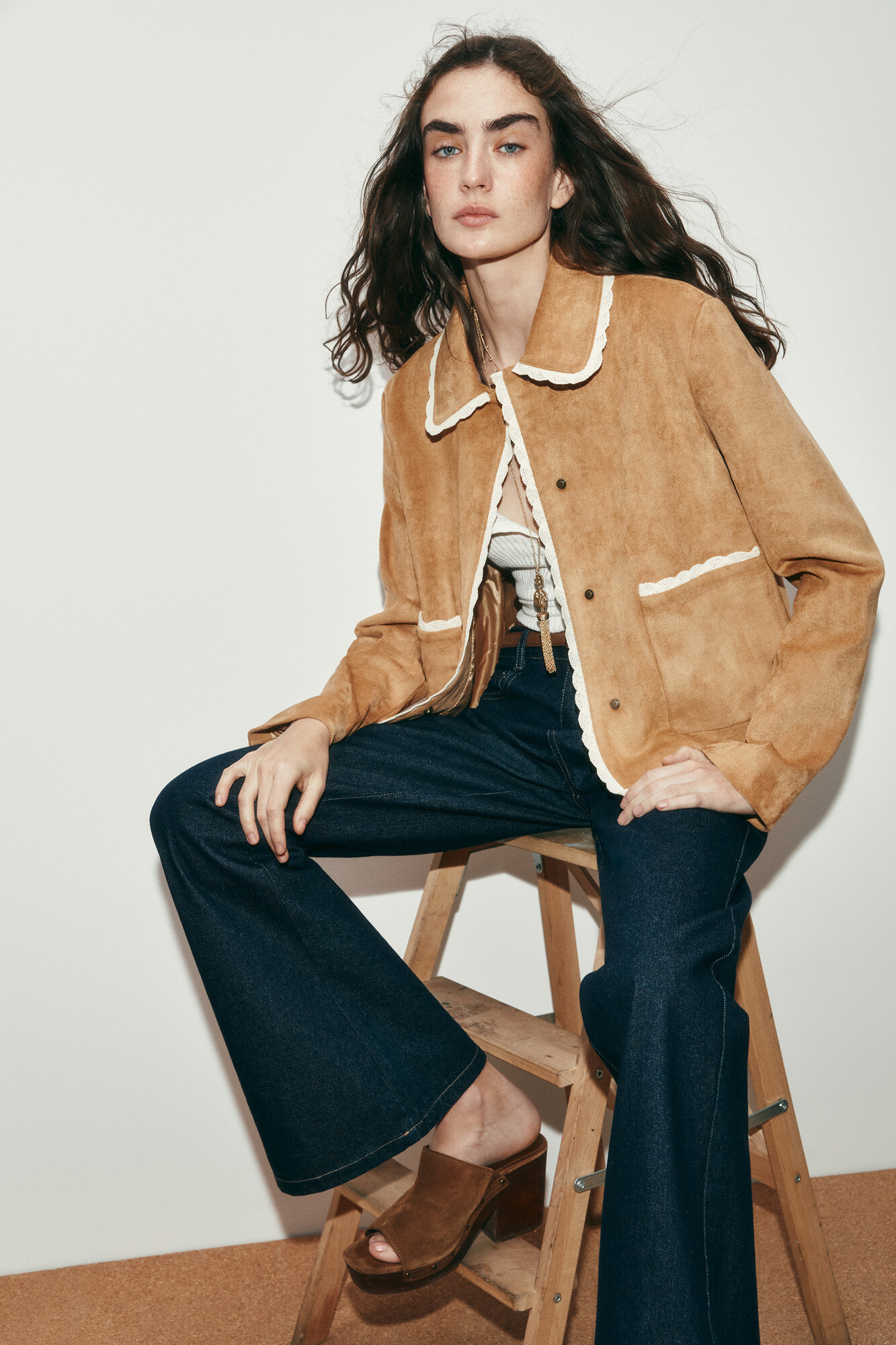 Куртка с замшевой фактурой и кружевной отделкой