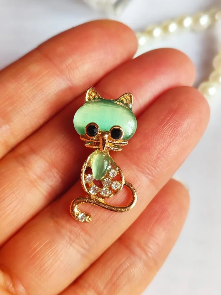 Брошь, стразы