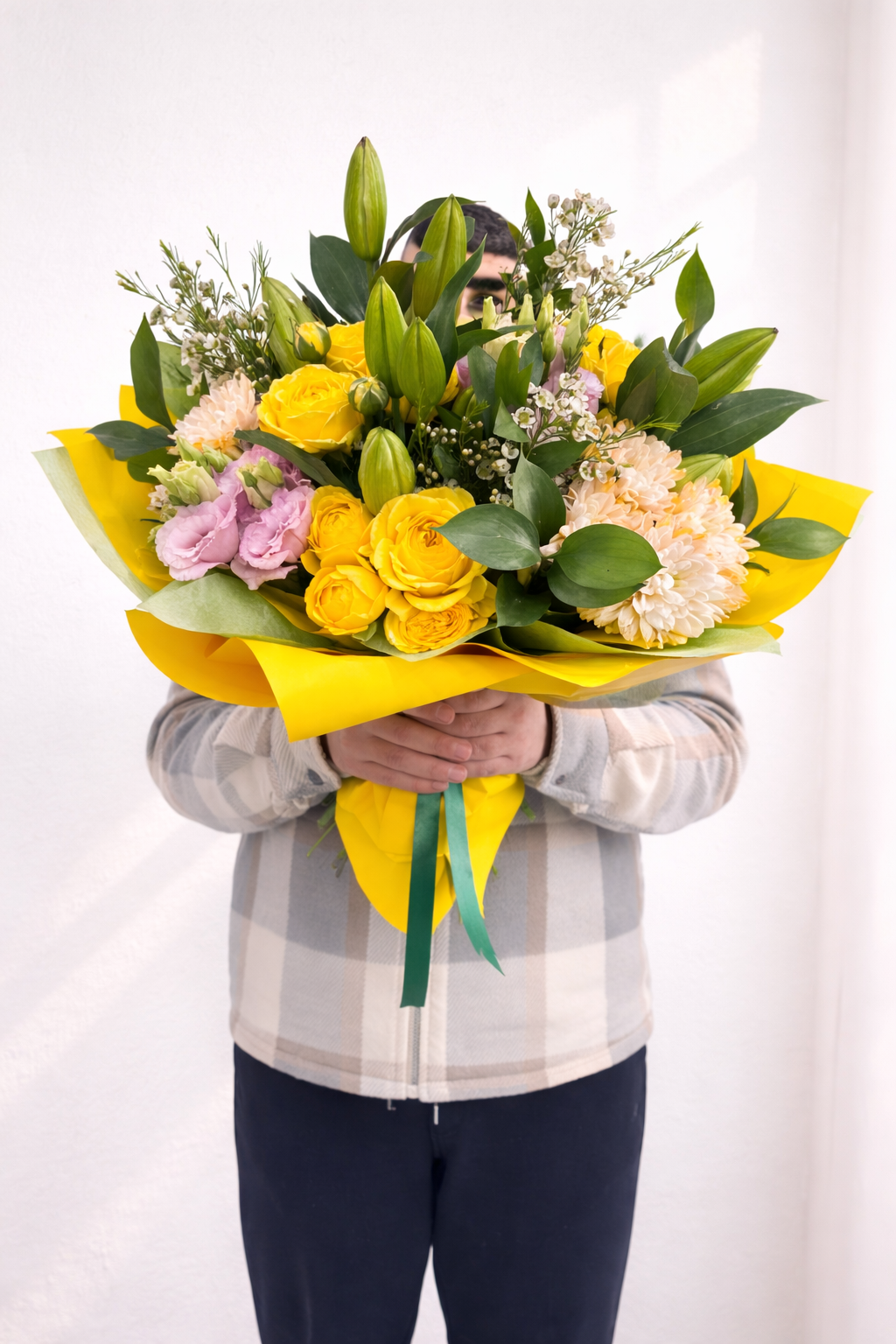 «Сияние нежности» — букет из эустомы, лилий, хризантем и пионовидных роз, высота 60 см