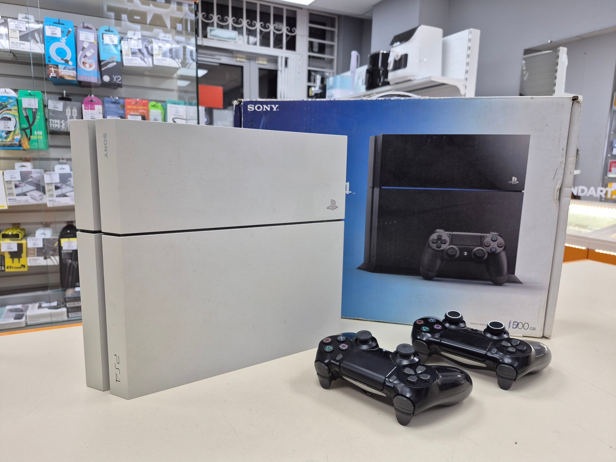 Игровая приставка Sony PlayStation 4 FAT 1 Tb белая, б/у, уцененка