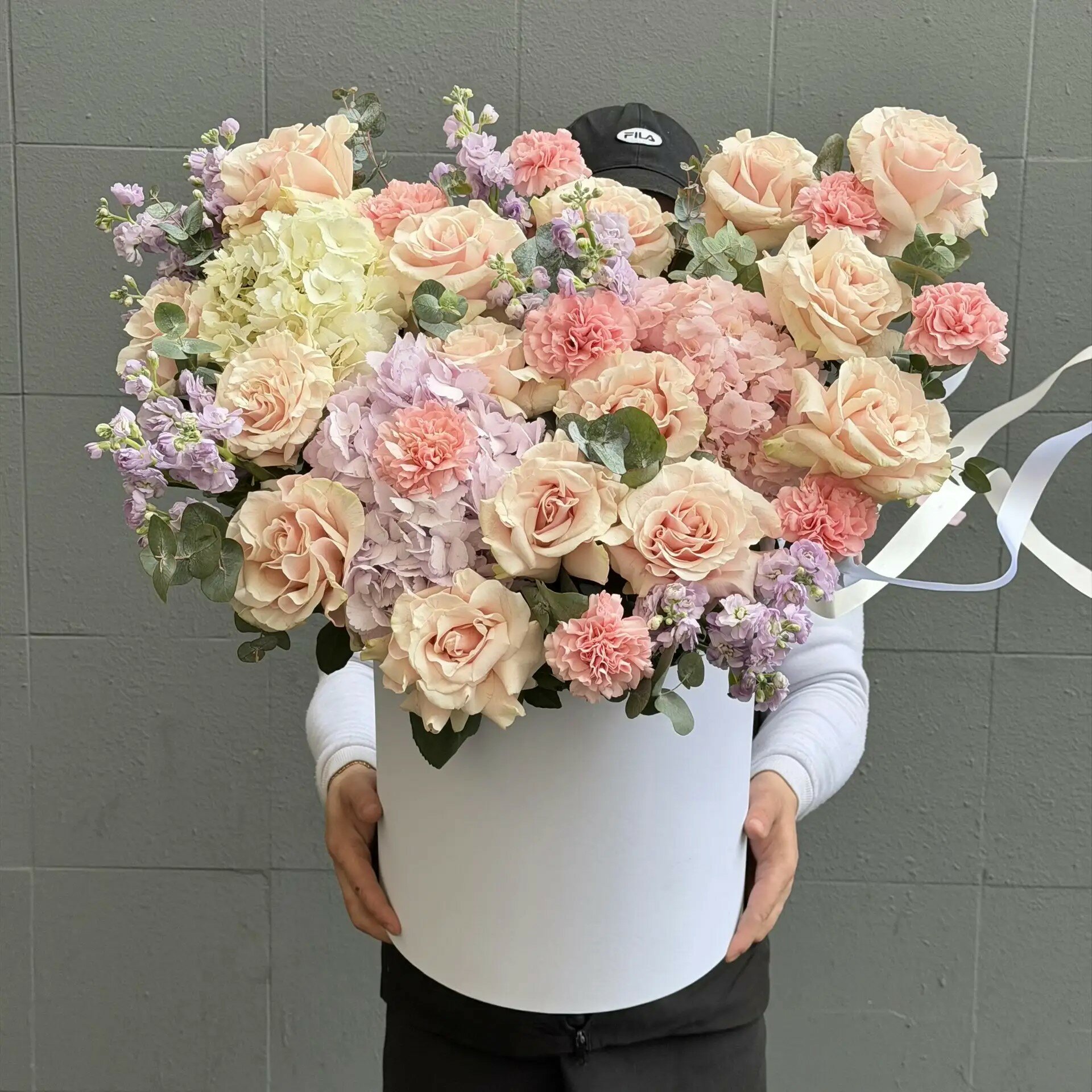 Сборная коробка Rybe-Flowers "Французские розы", композиция в коробке, с розой, гвоздикой, гортензией