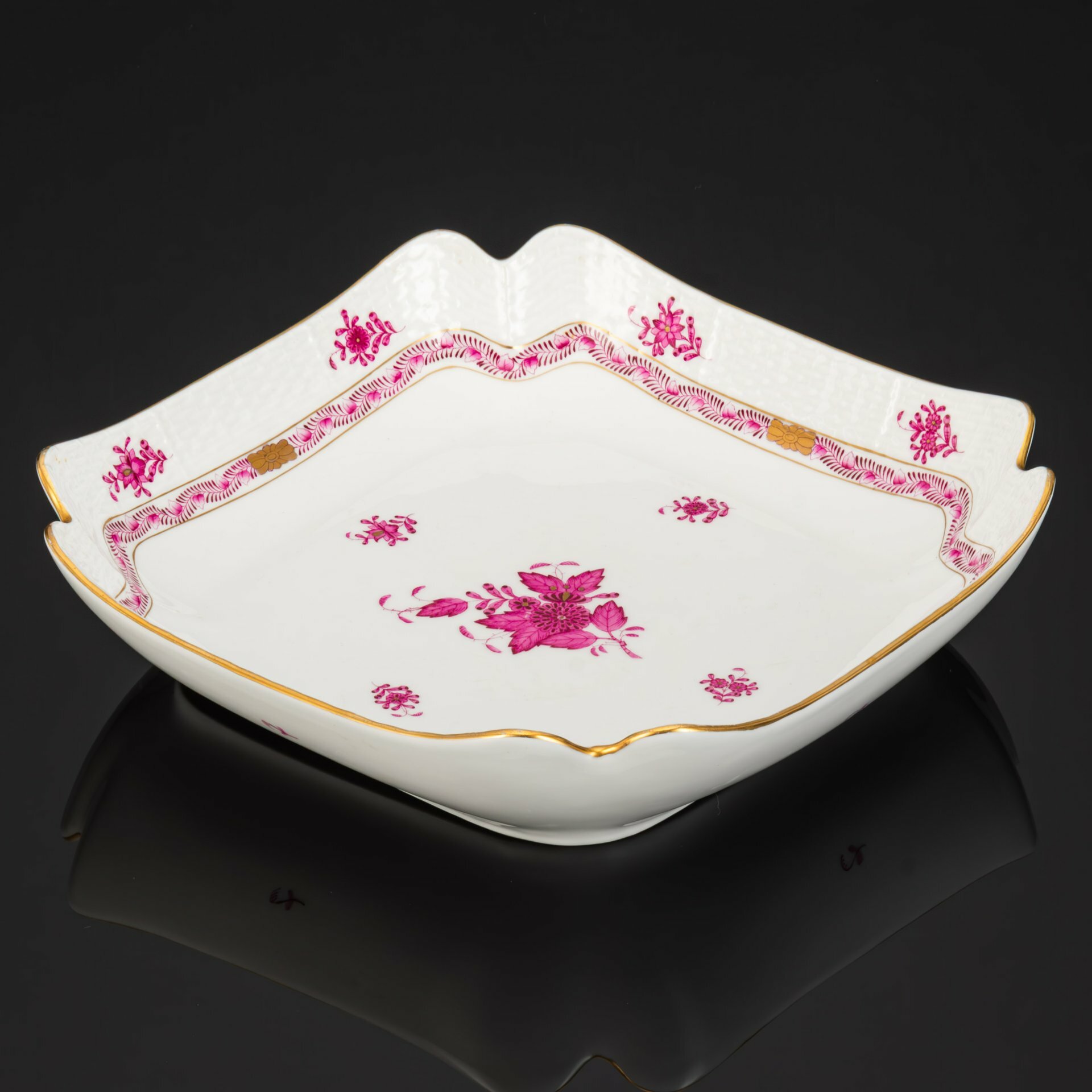 Блюдо сервировочное, выполненное в фирменном дизайне "Chinese Bouquet/Apponyi Purpur", фарфор