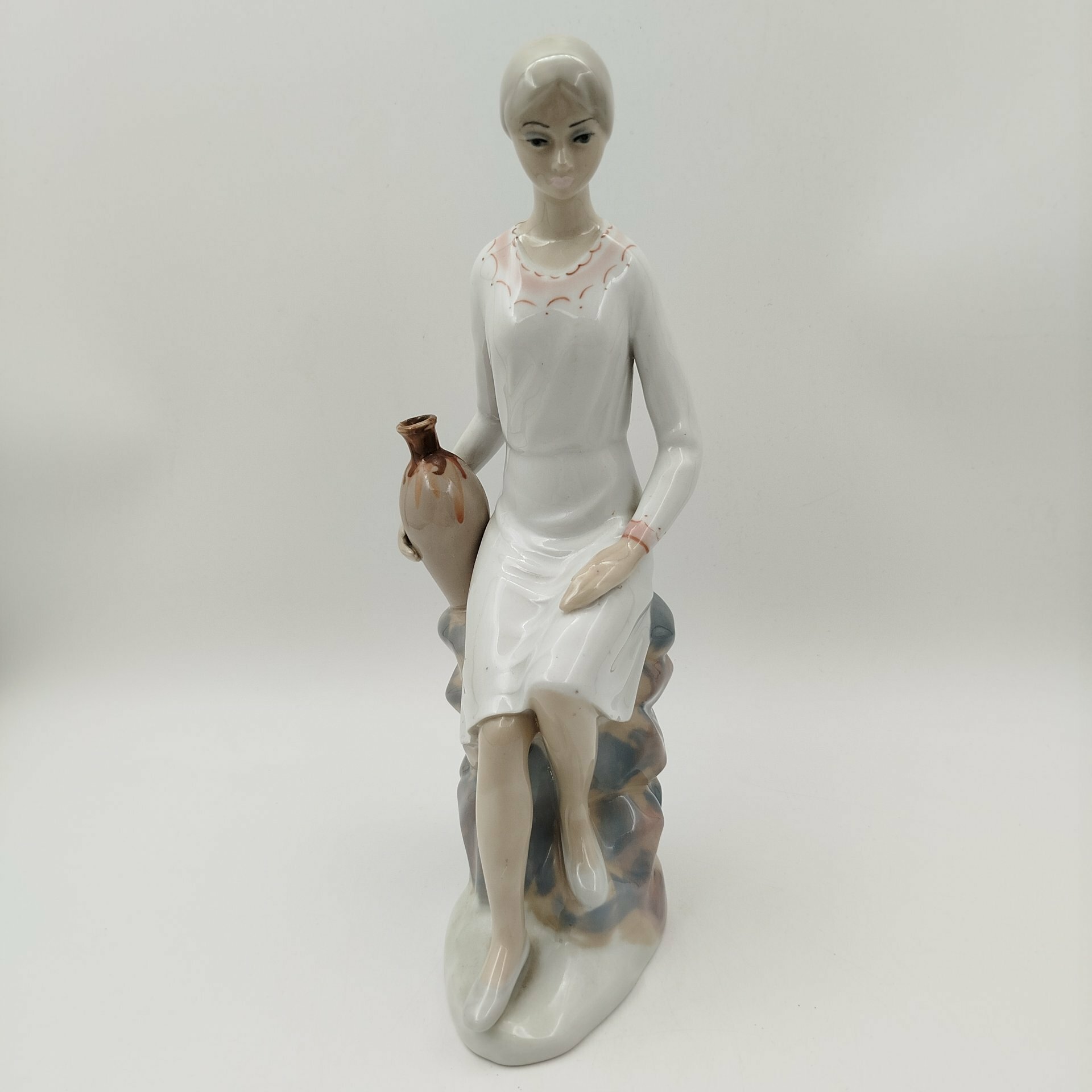 Статуэтка "Девушка с вазой", Casades, фарфор, роспись, Испания, 1970-1990 гг.