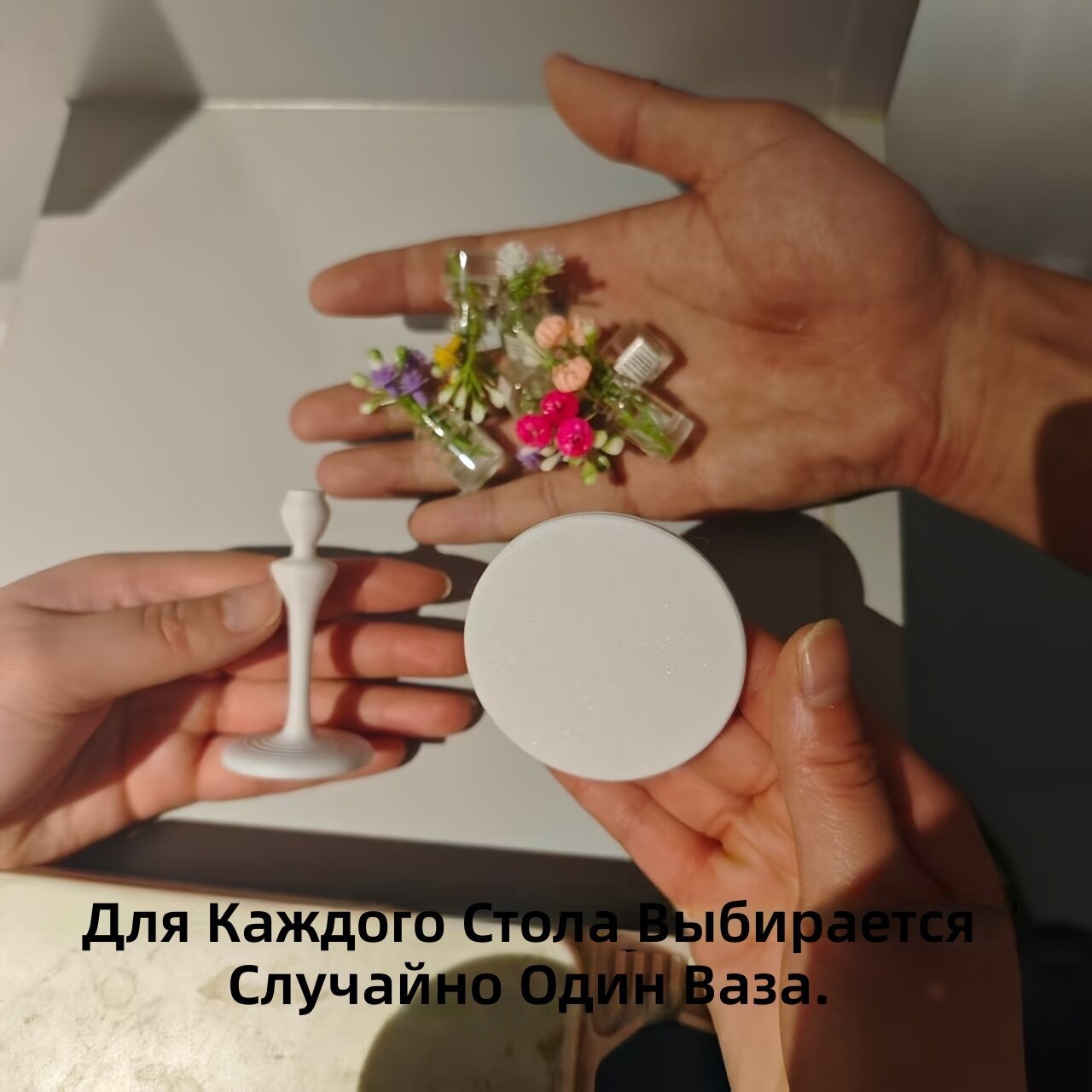 Столик круглый для кукольного домика масштаб 1:12 с вазой и цветами, белый