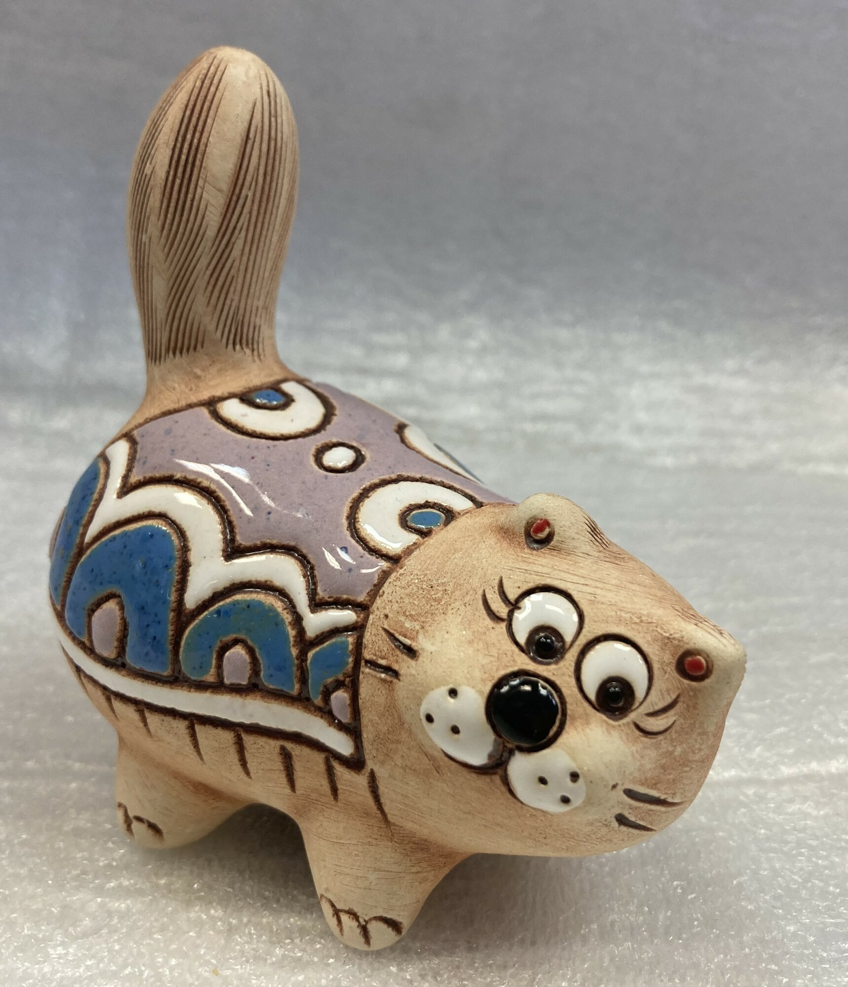 Арт-Салон на Октябрьской статуэтка авторская "Котик упитанный" с поднятым хвостом, дизайнерская керамика, 9х8,5х5 см.