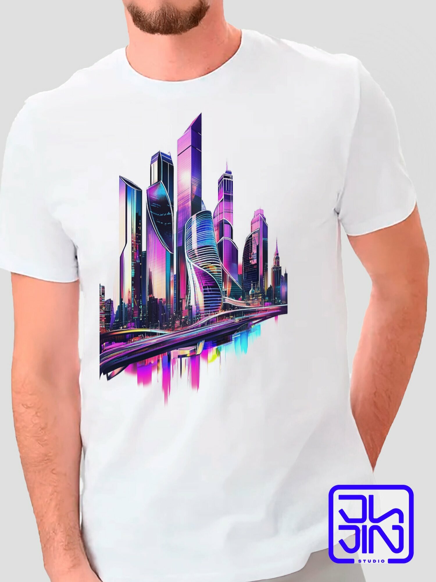 Футболка классическая мужская с авторским принтом Абстрактные геометрические небоскребы города в фуксии и пурпурном киберпанке, белый хлопковый трикотаж с прикольным рисунком на груди
