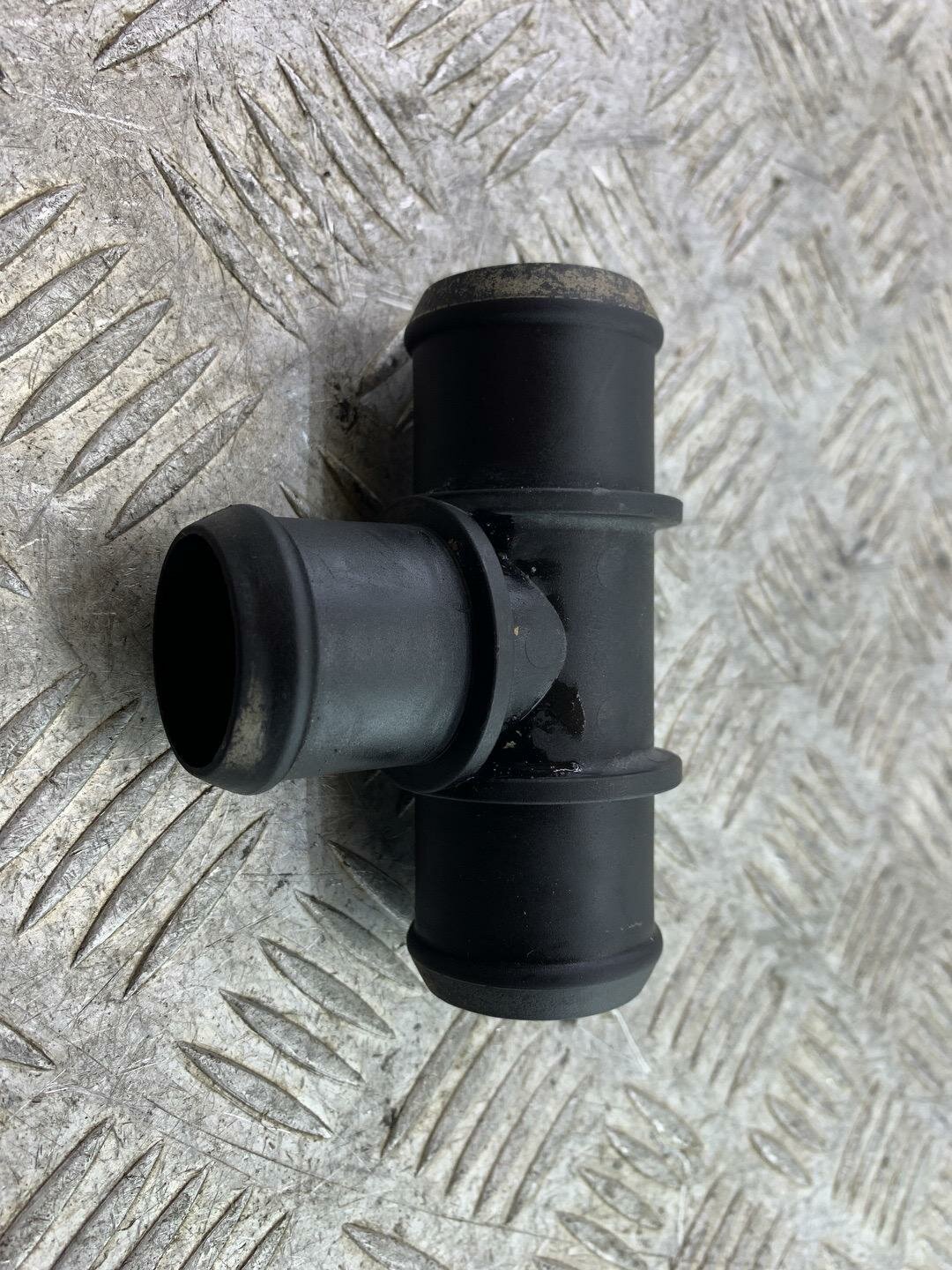 Фланец (тройник) системы охлаждения Land Rover Discovery 3 L319 2007