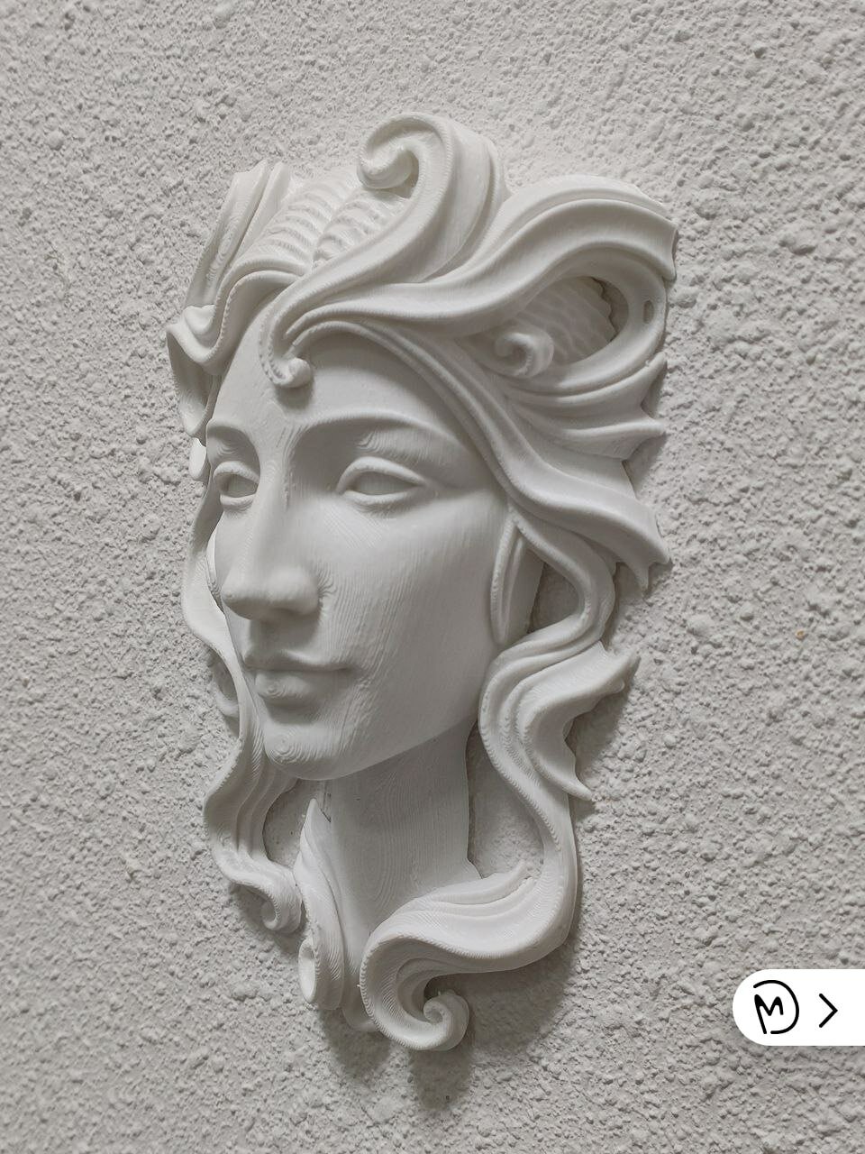 Статуэтка барельеф - Голова девушки белая