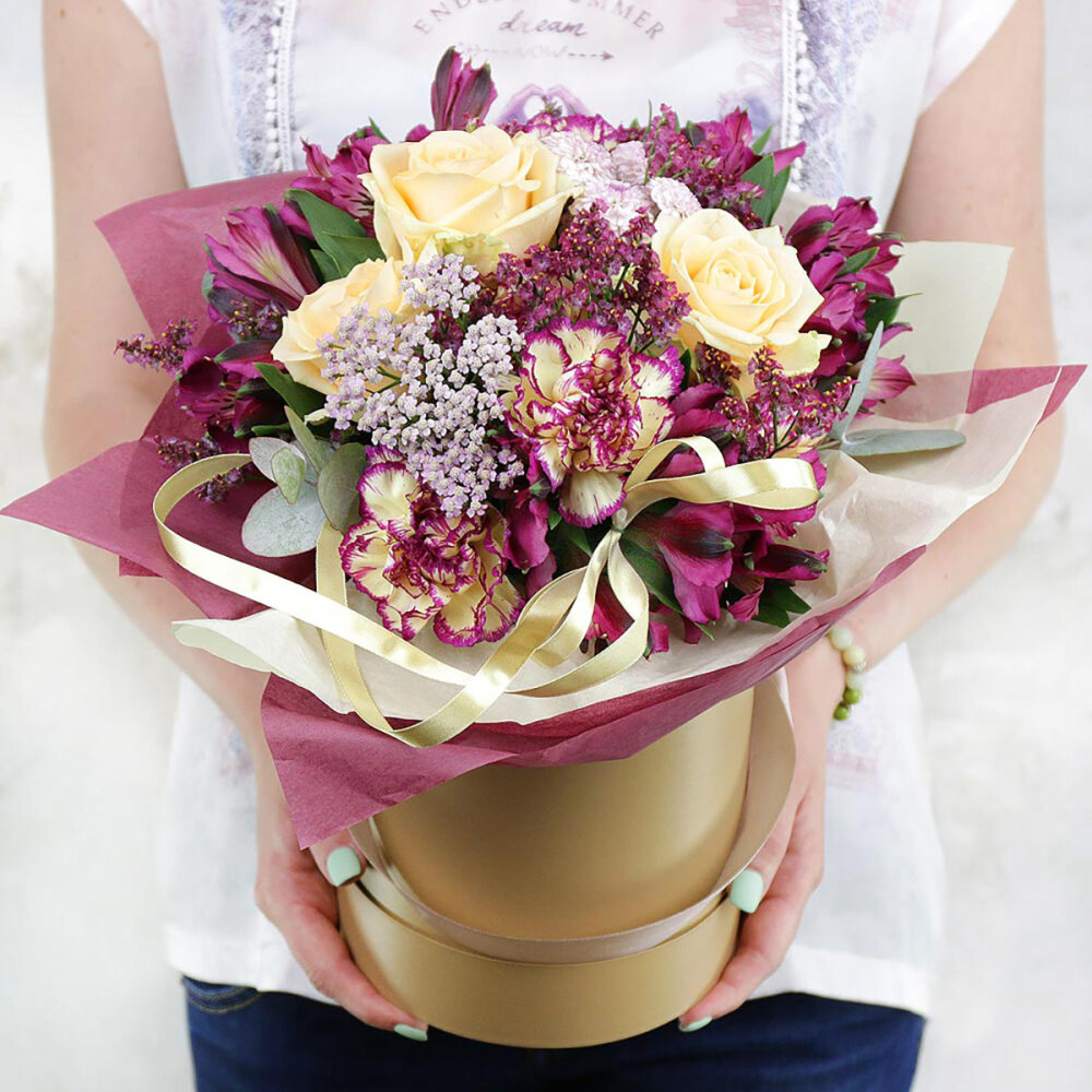 Букет Букет Маркет "Букет из роз и гвоздик в коробке", цветы на стеблях, в шляпной коробке