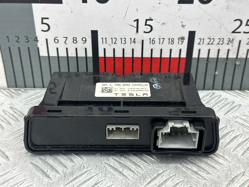 Блок управления стояночного тормоза (электроручник) Tesla Model S 100761800E арт. 2263516