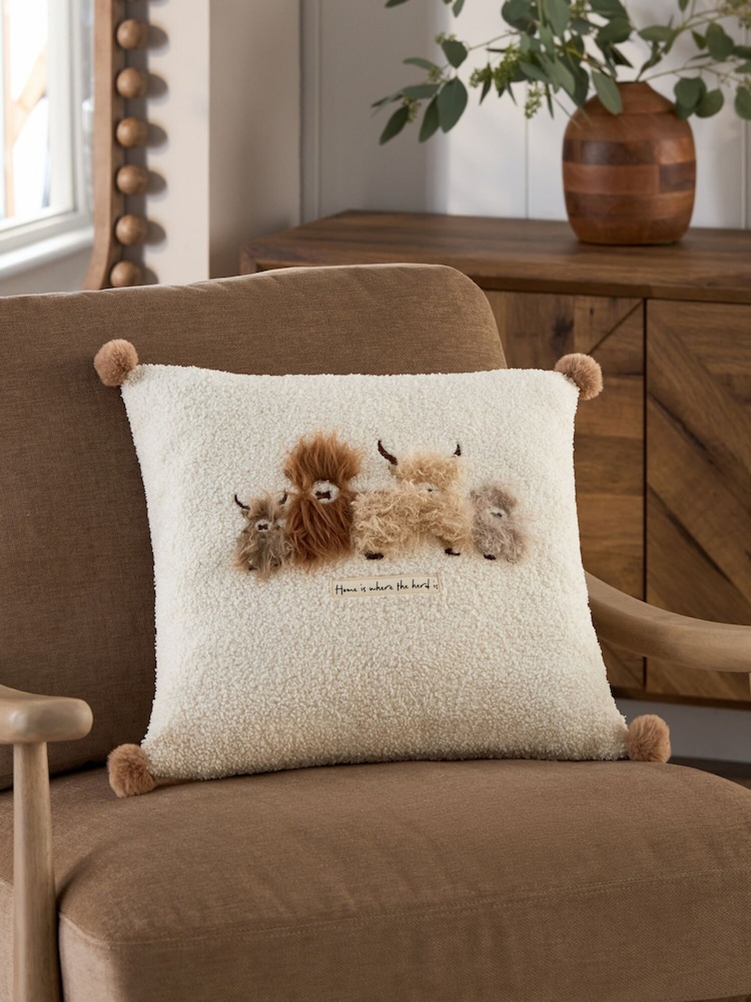 Подушка декоративная NEXT Hamish Highland Cow, 43х43 см, гипоаллергенная, светло-бежевая