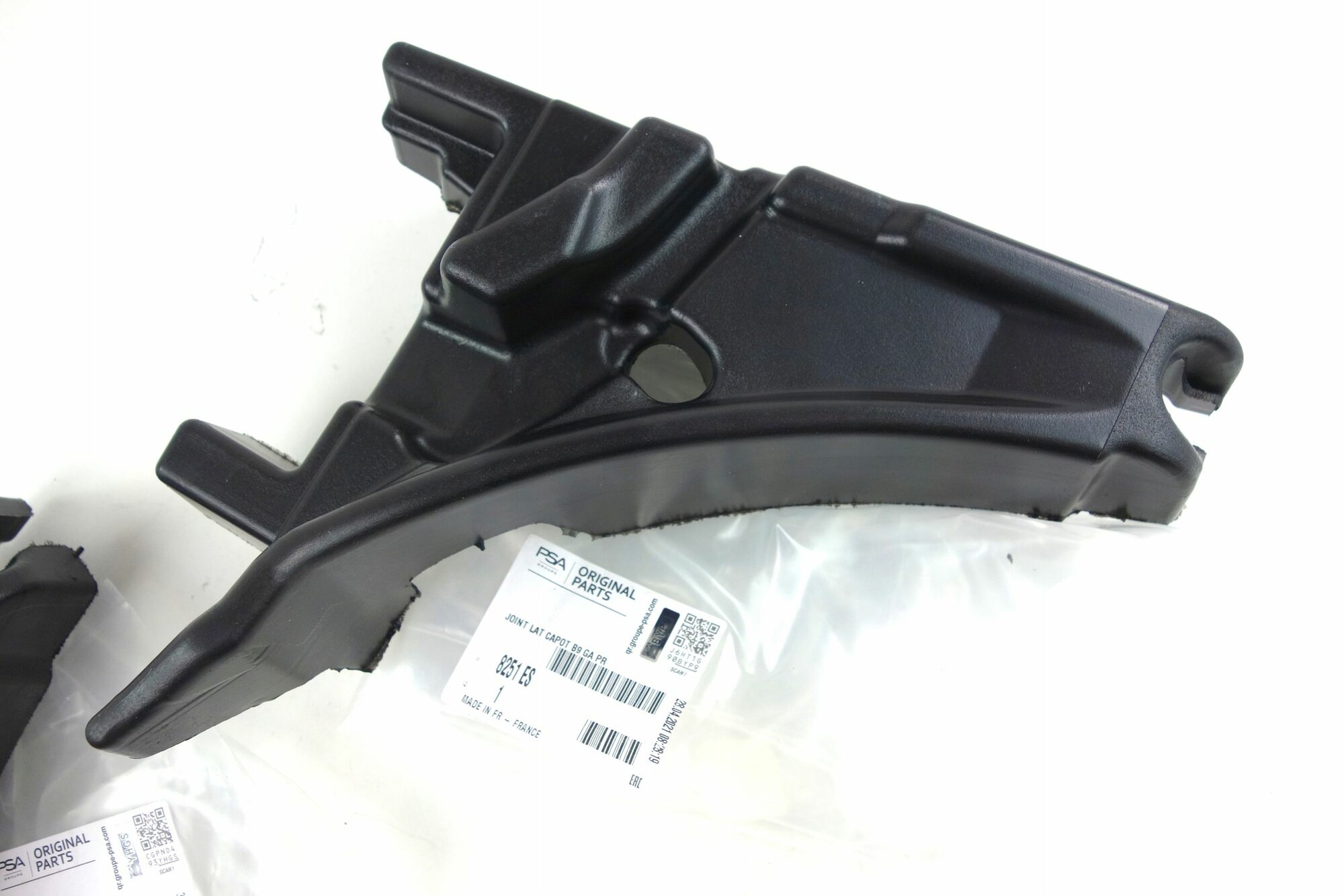 8251ES PEUGEOT-CITROEN Накладка ветрового стекла CITROEN/PEUGEOT BERLINGO/PARTNER 2008 =>
