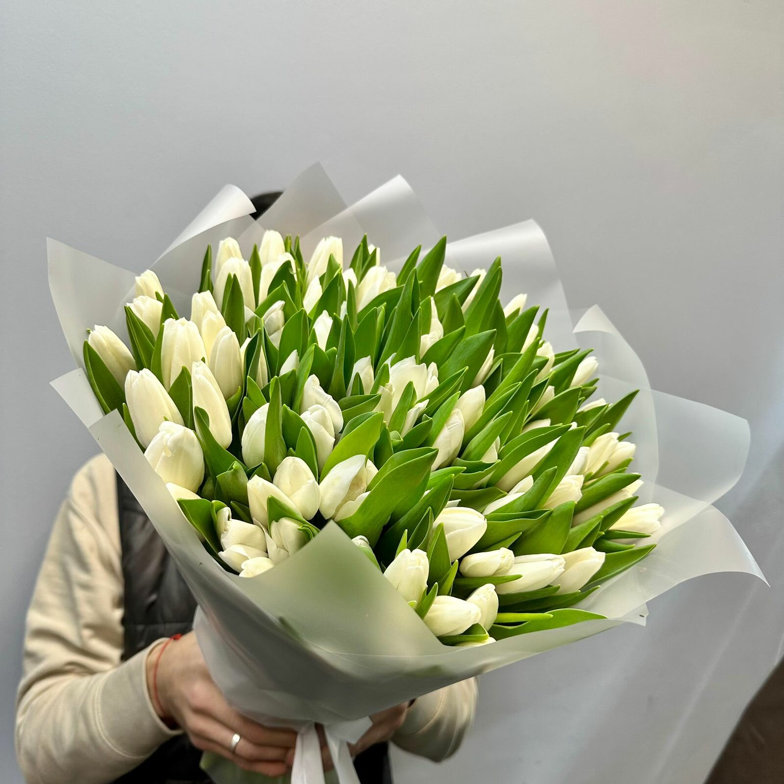 Прекрасный букет из 49 белых тюльпанов высотой 50 см с доставкой