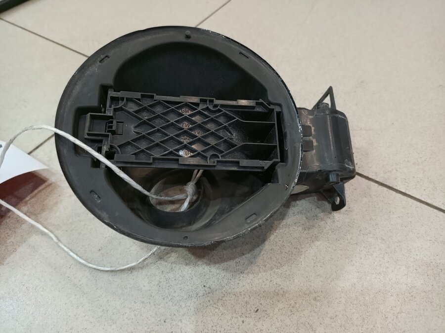 Лючок бензобака ниша от Chevrolet Aveo T300 2011-2015