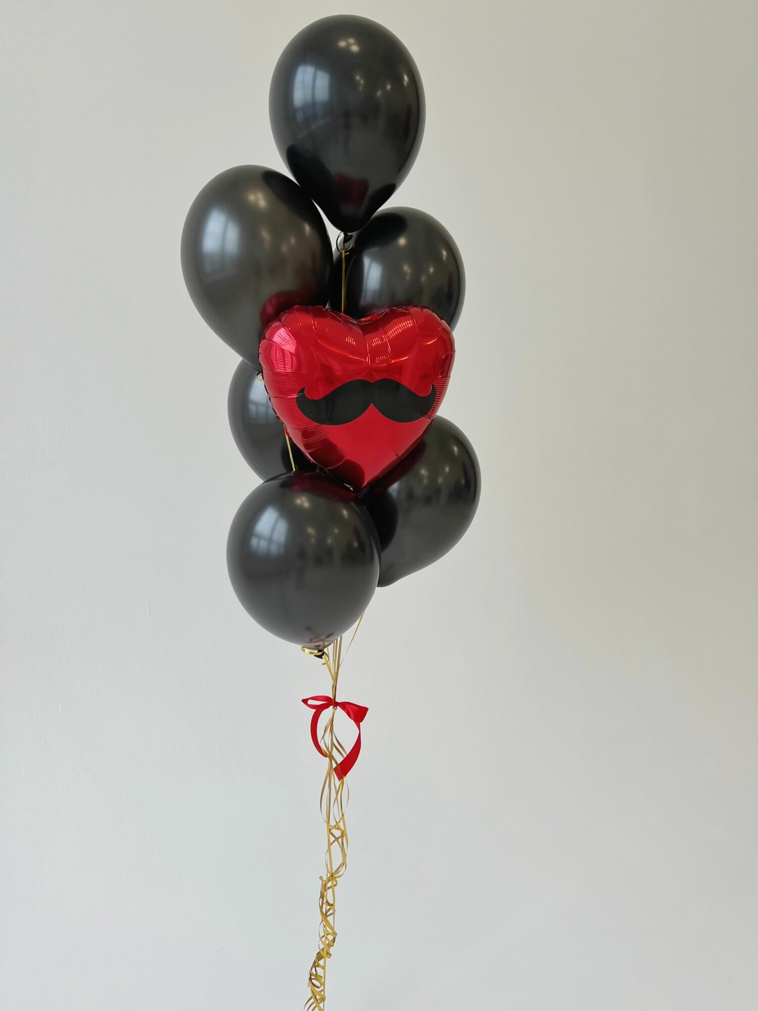 Фольгированные воздушные шары с гелием надутые в фонтан из латексных шаров "Черные усы", 7 шт