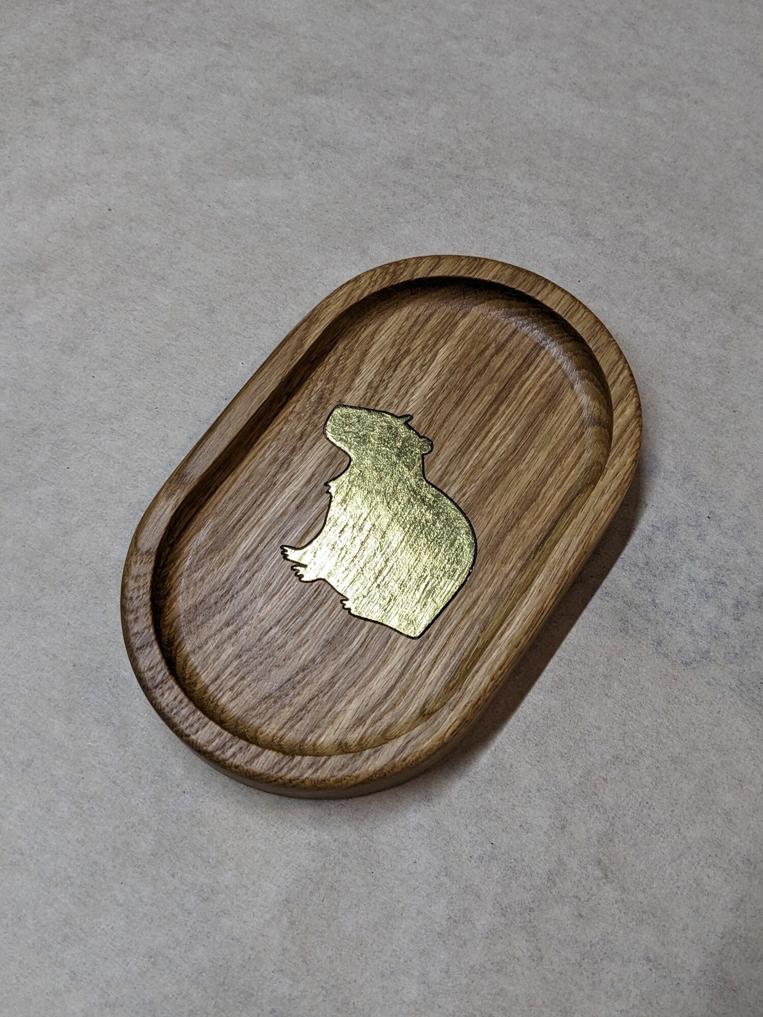 Декоративная подставка тарелочка из цельного дуба c позолотой Капибара 16х10 см