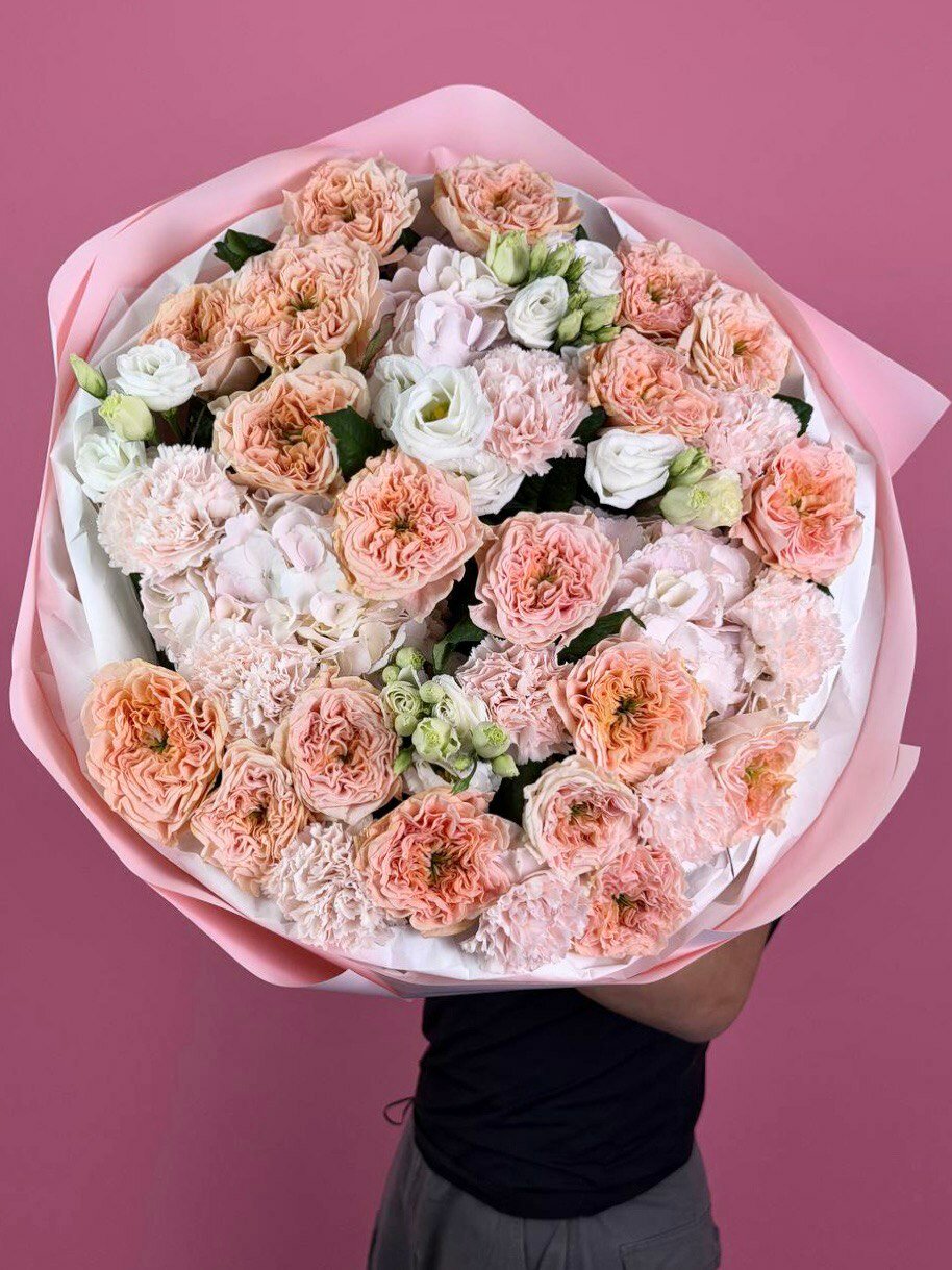 Автороский букет из пионовидных роз, эустомы, диантусов и колумбийских гортензий от FlowersGo