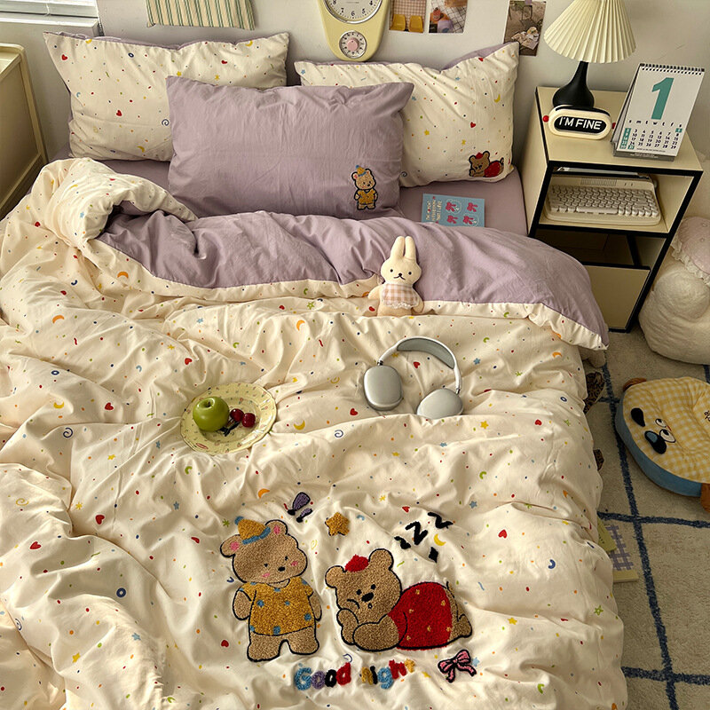 Комплект постельного белья из четырех предметов, вышитый на полотенце из хлопка класса А, новый стиль 2025 года, в горошек с рисунком из мультфильмов, простыня для учениц, пододеяльник, постельное белье,200*230cm