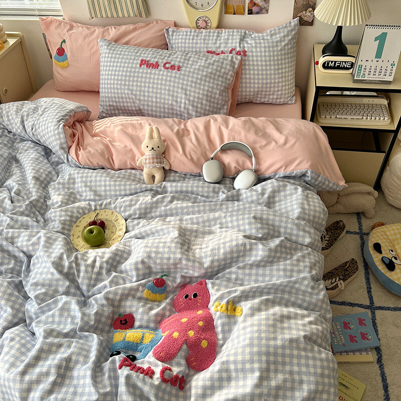 Комплект постельного белья из четырех предметов, вышитый на полотенце из хлопка класса А, новый стиль 2025 года, в горошек с рисунком из мультфильмов, простыня для учениц, пододеяльник, постельное белье,200*230cm