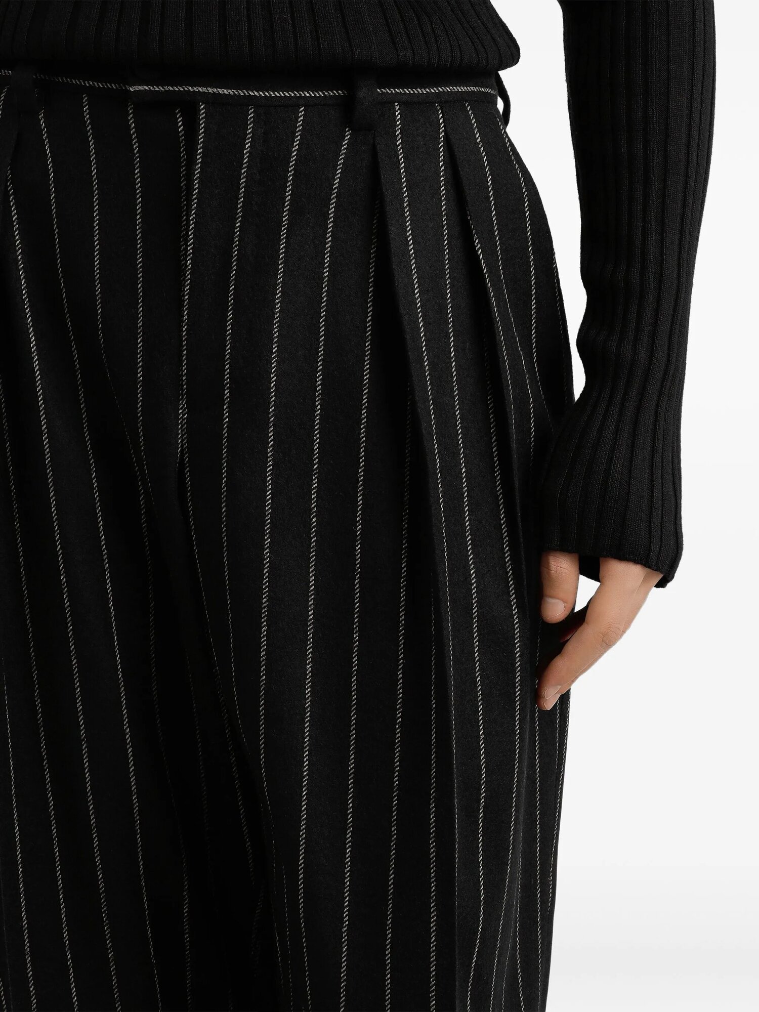 Брюки DOLCE & GABBANA Pinstripe-pattern pleated trousers, размер 58, черный — фото 1