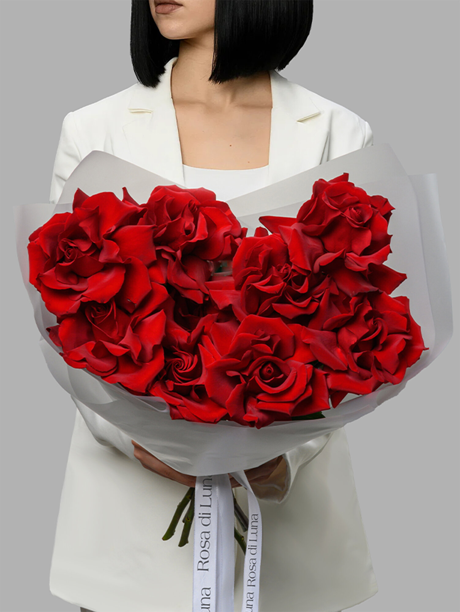 Букет из 9 Роз Эксплорер, Эквадор в Белой Упаковке Rosa Di Luna (Роза Ди Луна)