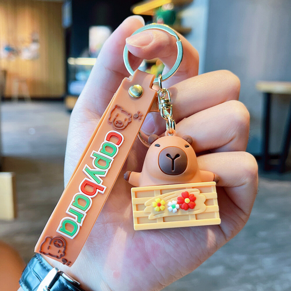 Брелок-подвеска в виде мультяшной капибары, креативное милое украшение для автомобиля в виде пары кукол, подвеска с капибарой, корзина с цветами.