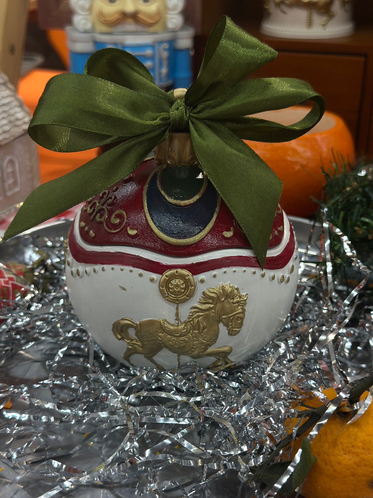 Свеча новогодняя "Шар карусель с лошадками", из соевого воска в гипсовом подсвечнике ( красный)