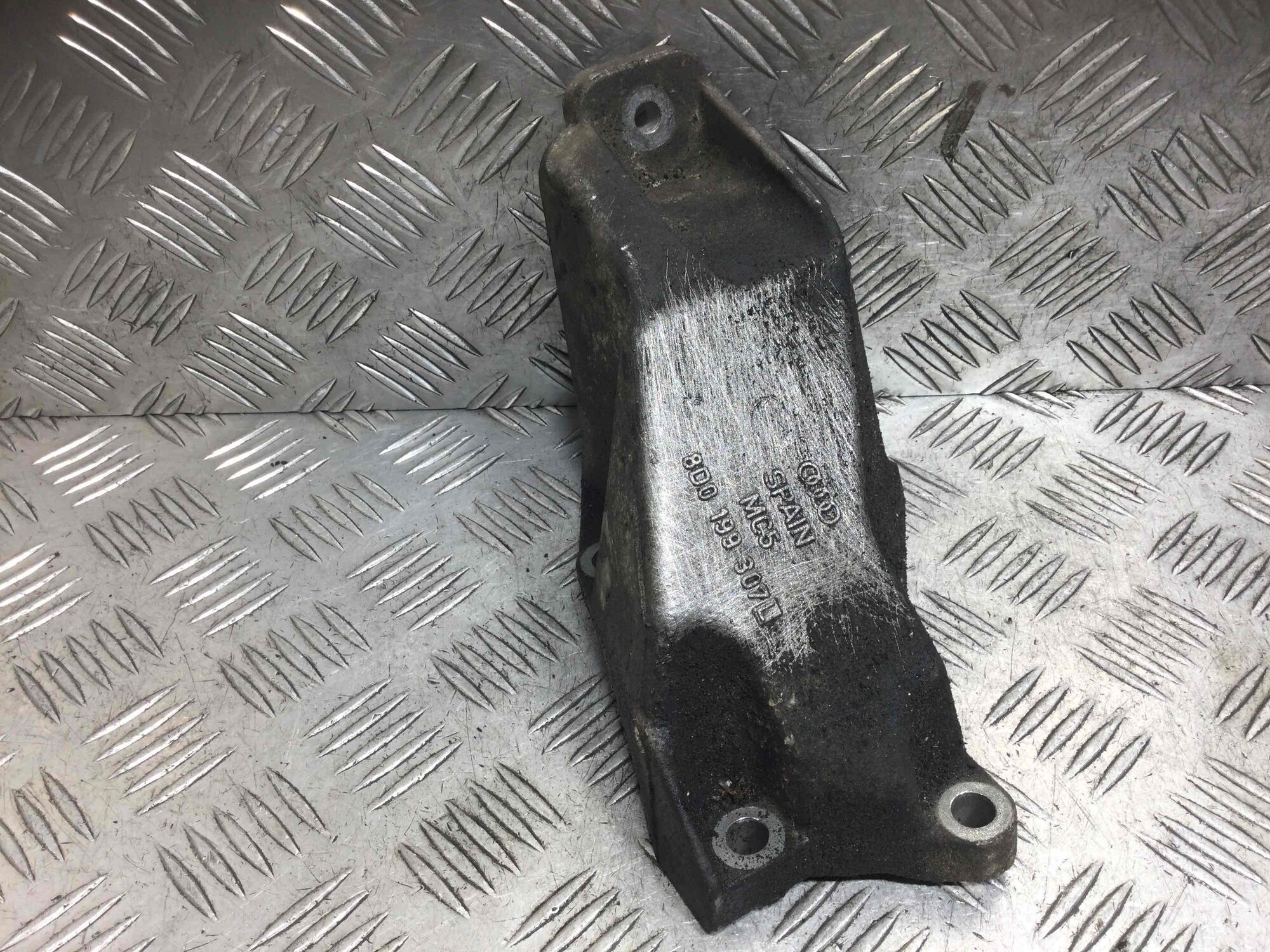 Б/У Кронштейн двигателя Volkswagen Passat B5 (1996-2000) 1999 г.