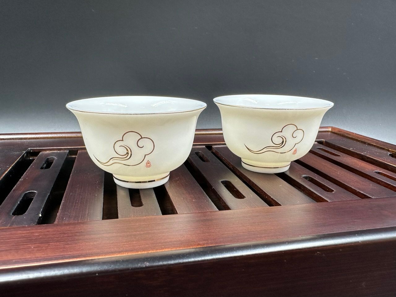 Набор из двух пиал "Золотое облако счастья", 45мл. Белая пиала с "золотым" кантом и благопожелательным рисунком.