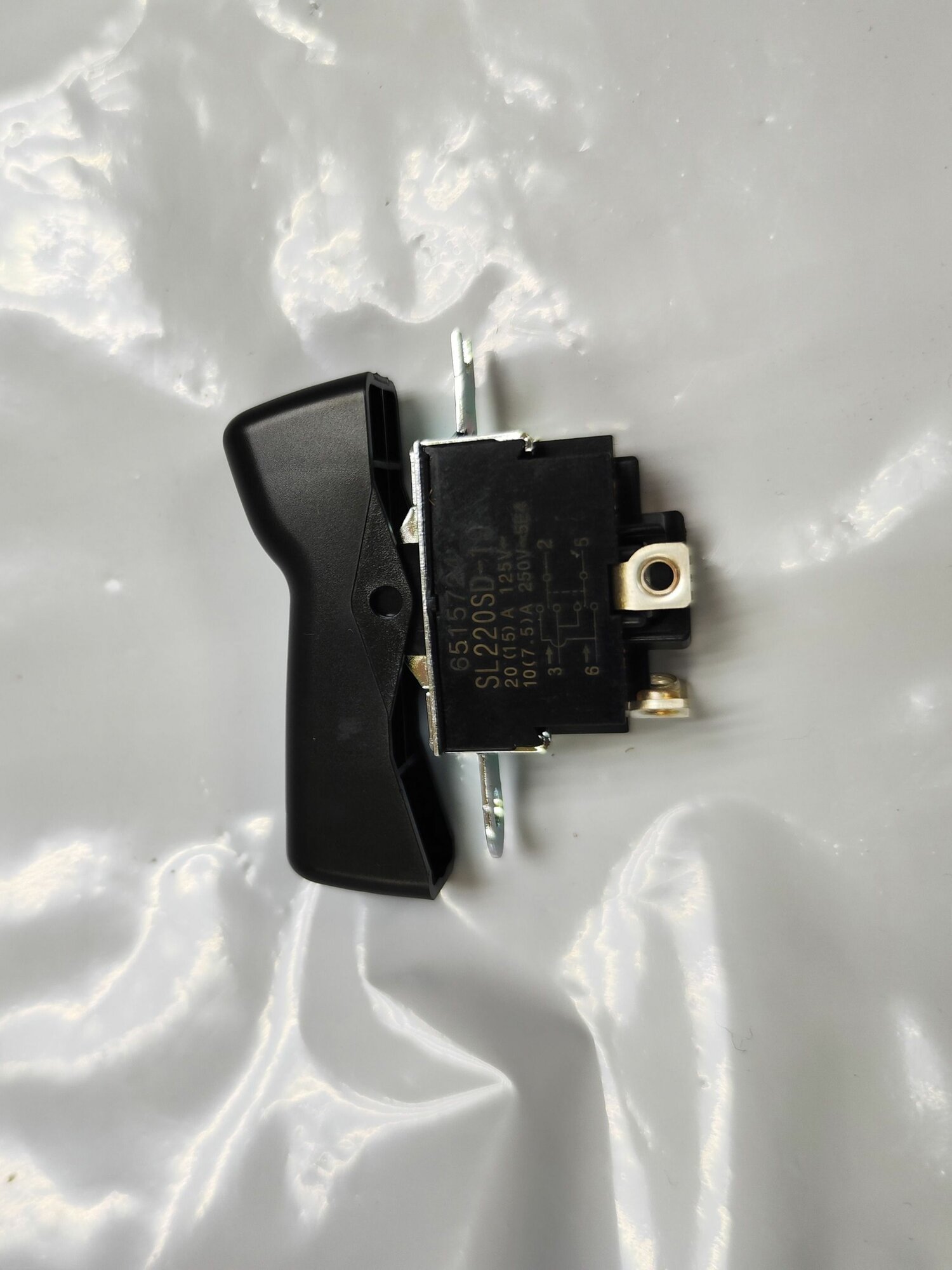 Оригинал: Кнопка выключатель Makita для гайковерта DTW450, TW0350, TW1000, 651572-4