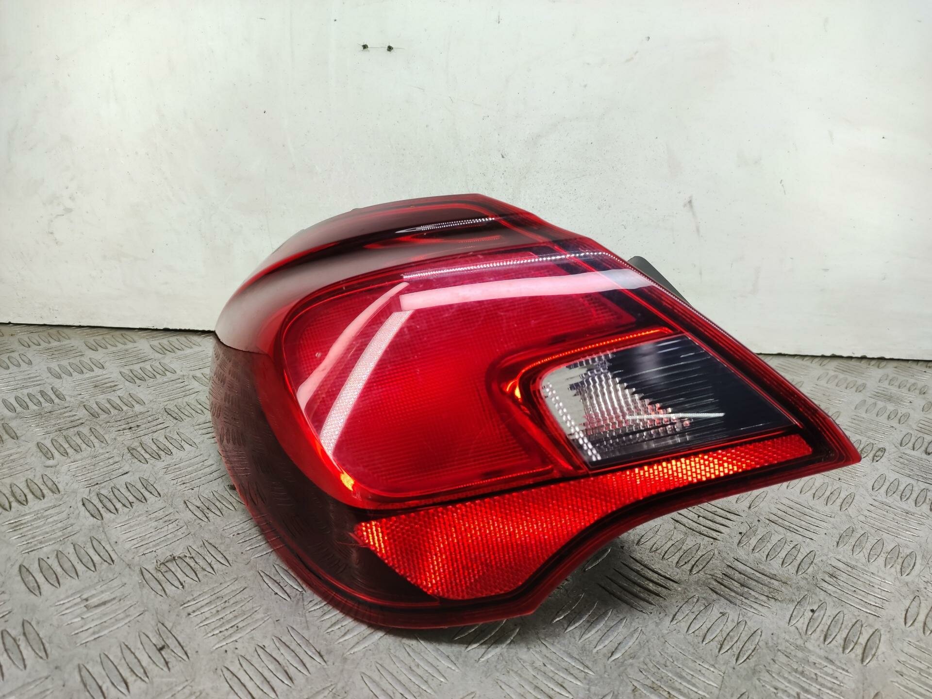 Фонарь задний левый Opel Corsa E 2016 39012621