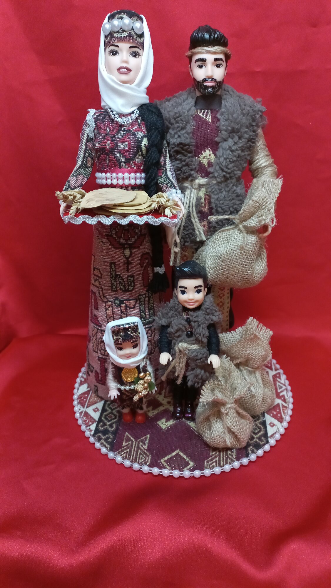 "Армянская семья", мама, папа, дочка и сын. ручная работа, на подставке