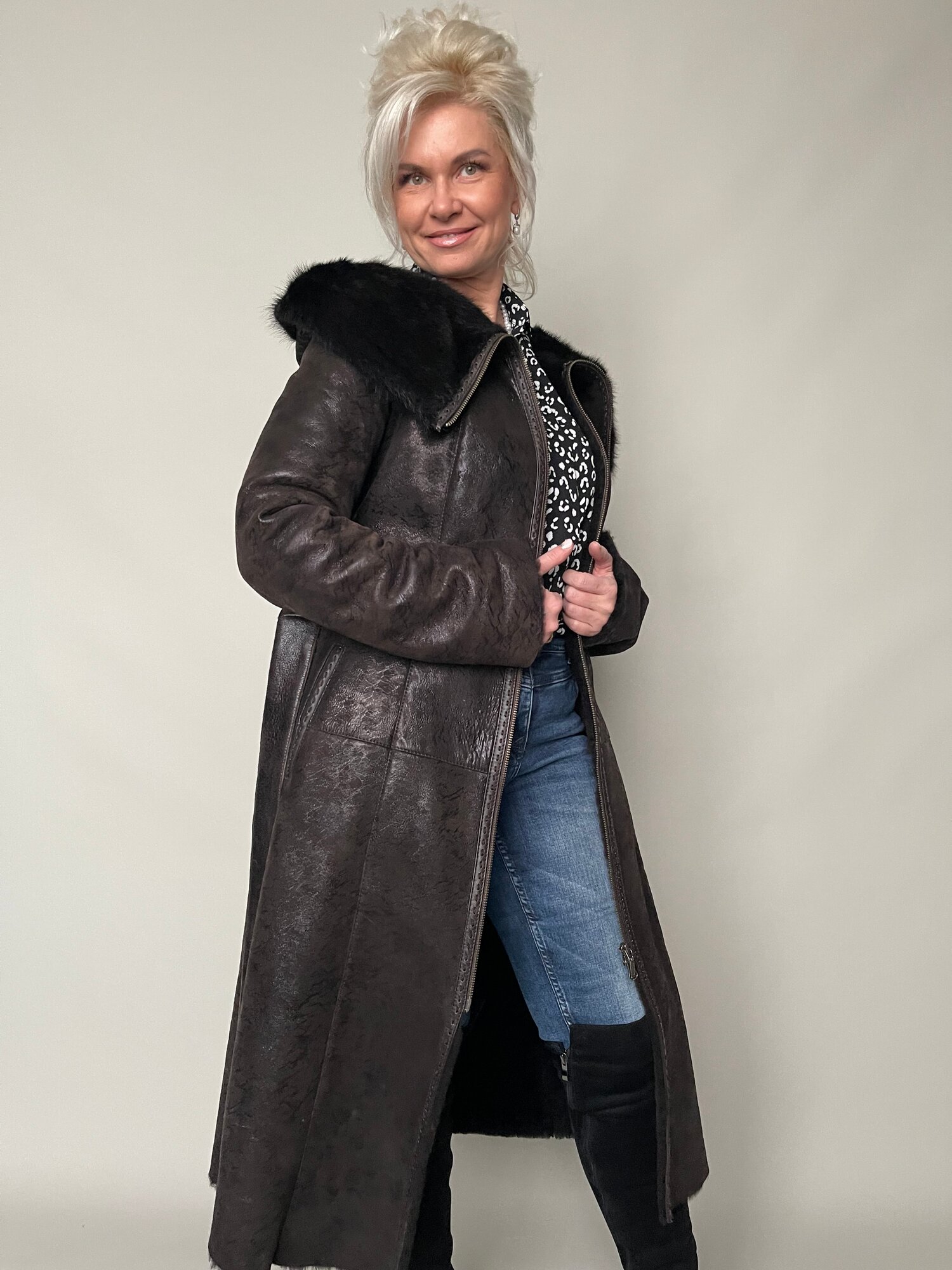 Дубленка женская тм PARMA с капюшоном р.40-42 /12623/