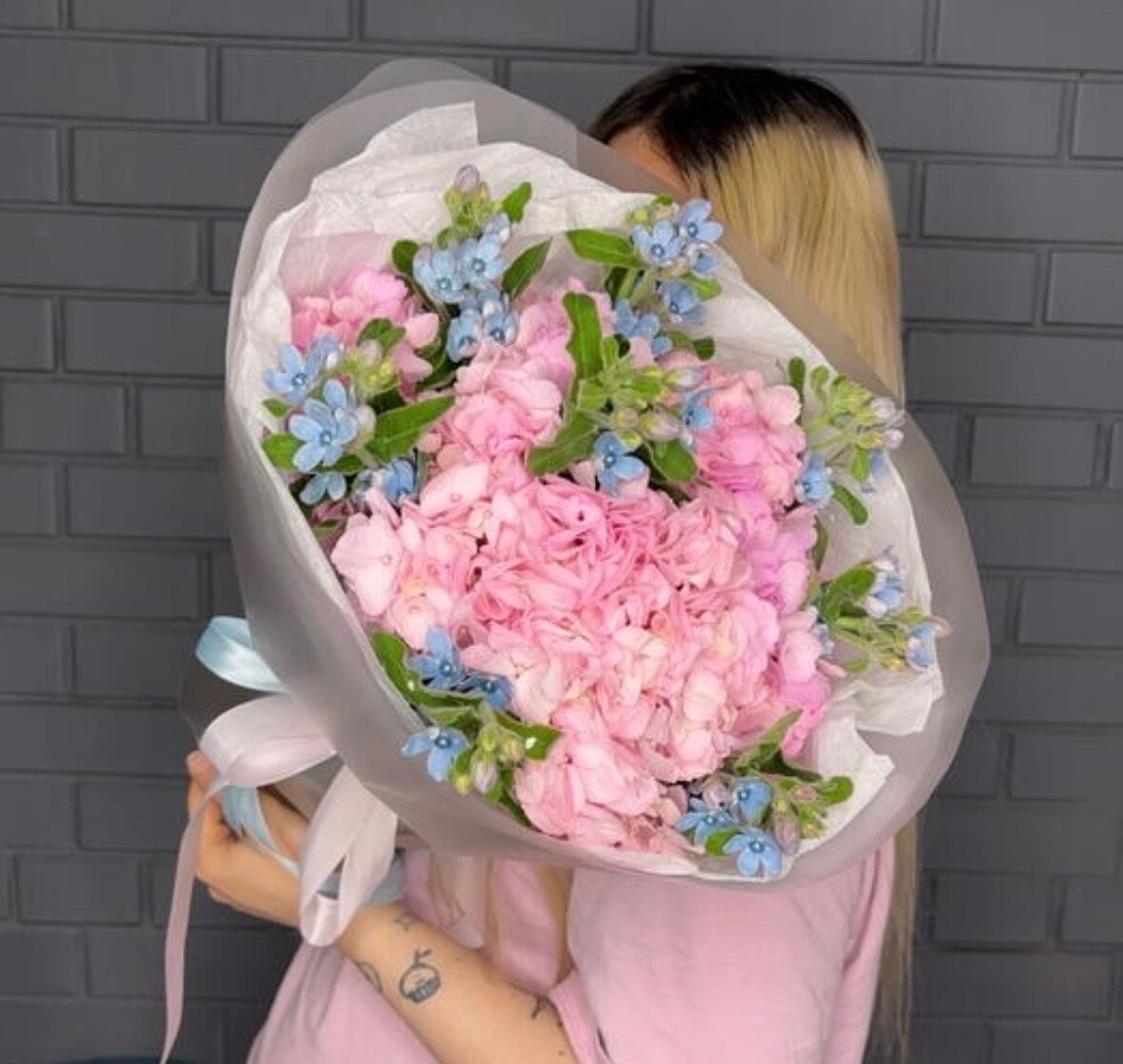 Букет розовые пышные гортензии и незабудки (Синий оксипеталум)