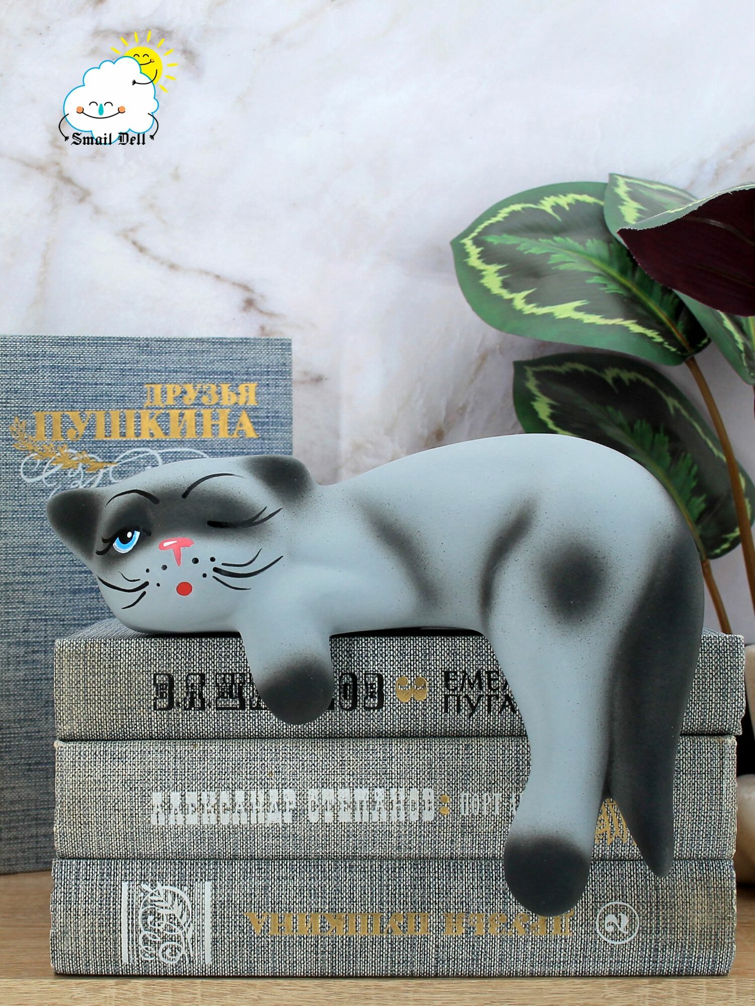 Статуэтка , фигурка свисающая Кошка Соня 21 см , керамика , цвет серый