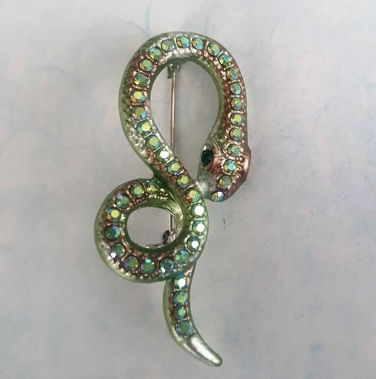 Брошь, стразы