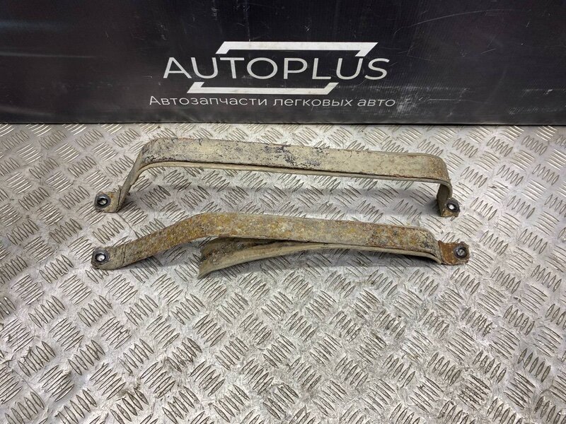 Крепление топливного бака