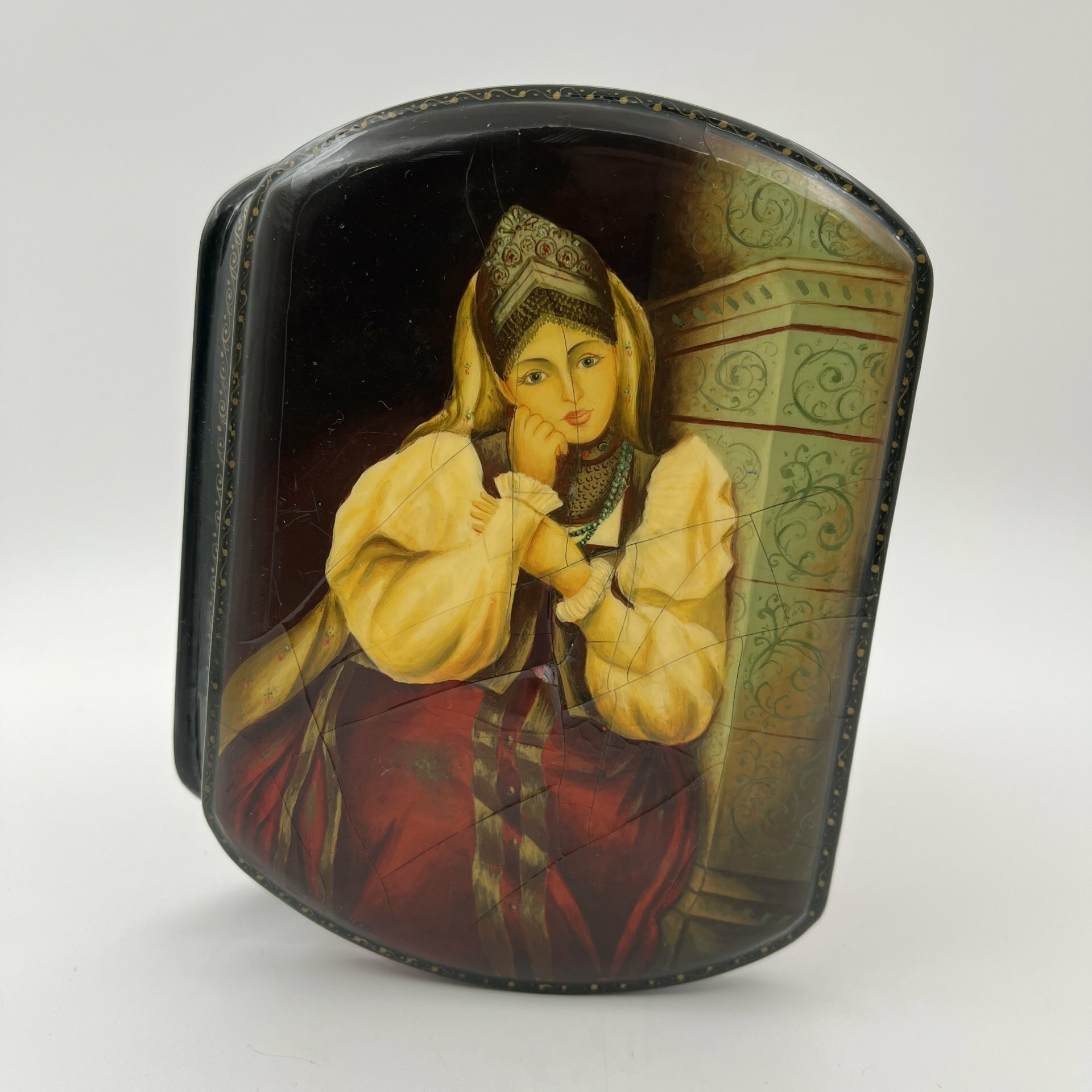 Шкатулка с лаковой миниатюрой "Царевна", автор Трошенкова, папье-маше, масло