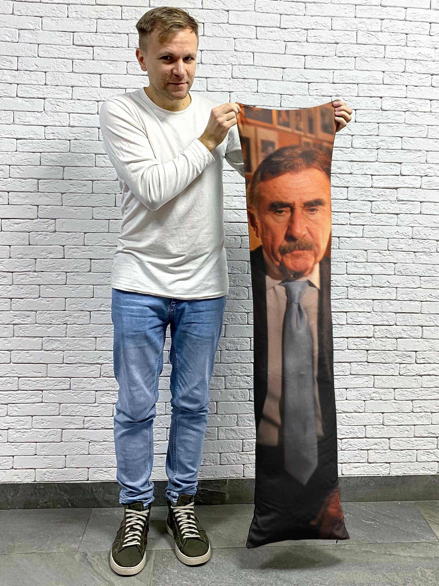 Подушка дакимакура Леонид Каневский 35x140 см