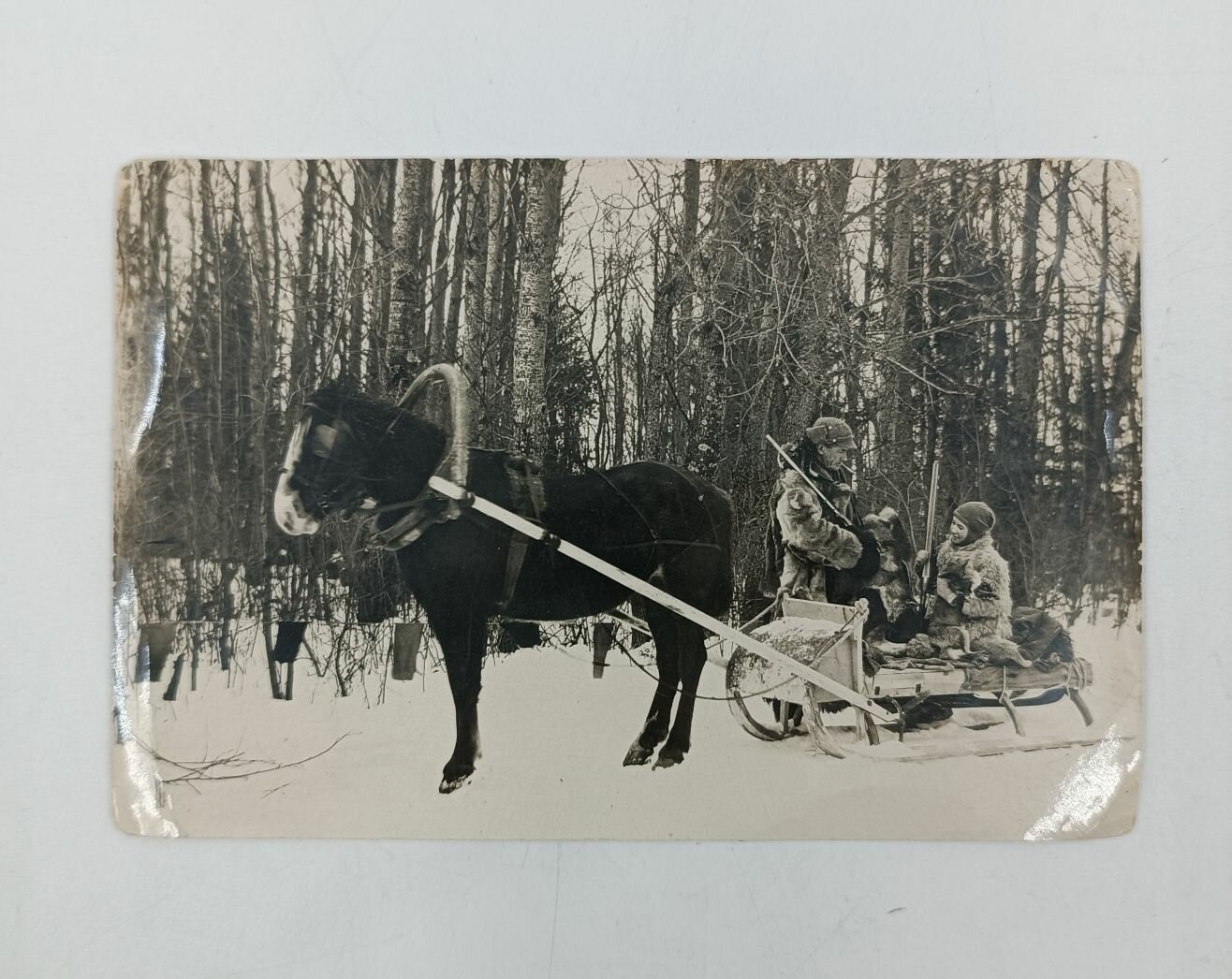 Фотография "После охоты на волков" Фотограф П. М. Назаров. 1930-е годы. Состояние на фото. 16х10,5 см