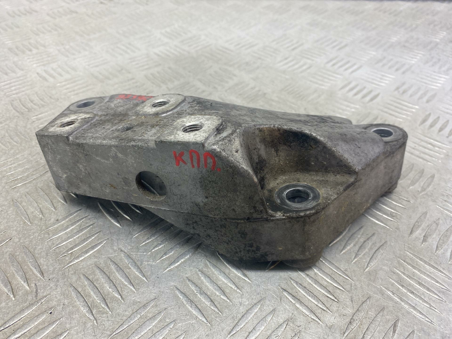 Кронштейн коробки (балка кпп) Volkswagen Passat B6 (2005 - 2010) 1K0199117AC