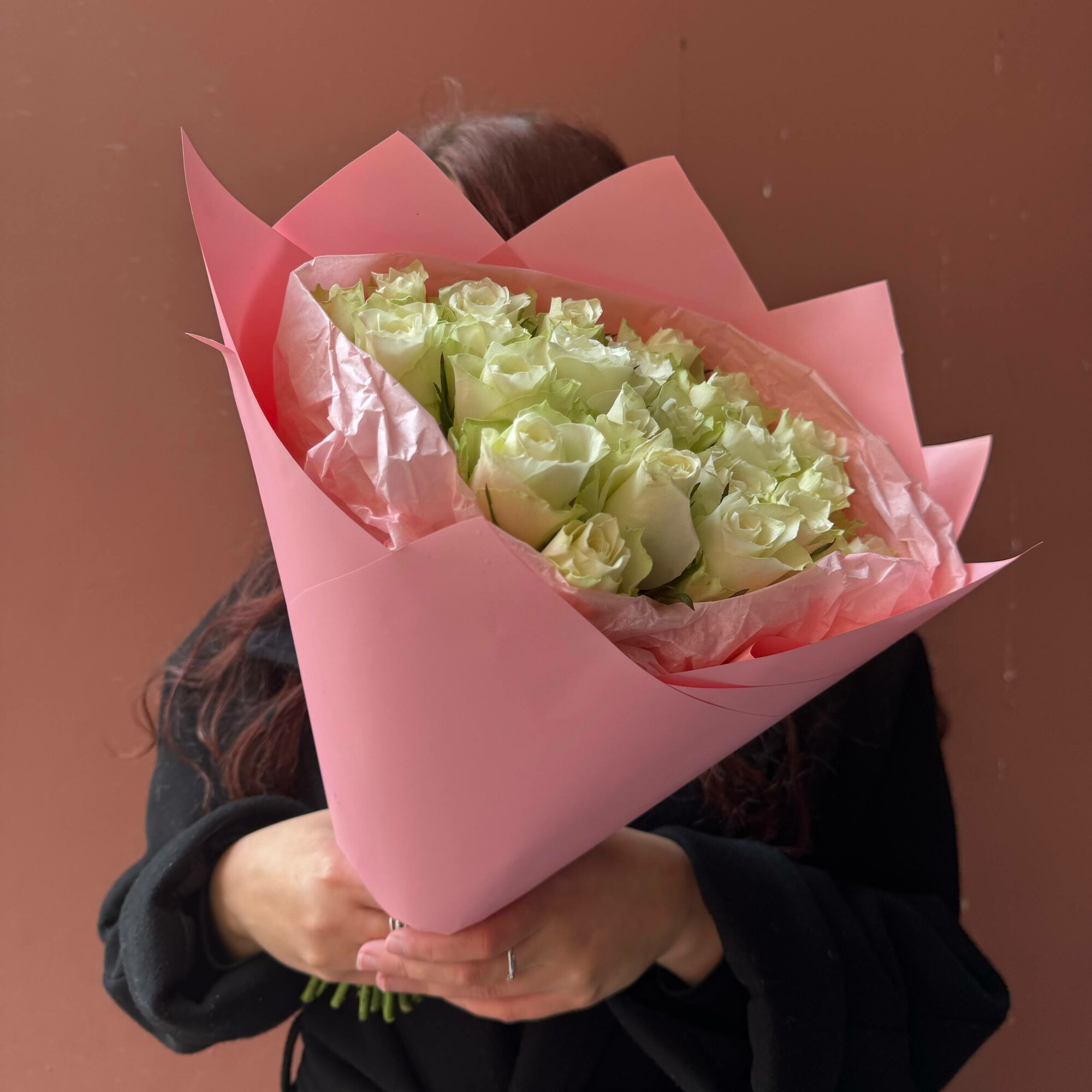 Букет из 25 кенийских белых роз 40 см