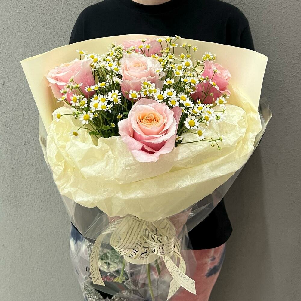 Букет из кустовых ромашек и розовых роз в дизайнерской упаковке - Plaza Flowers