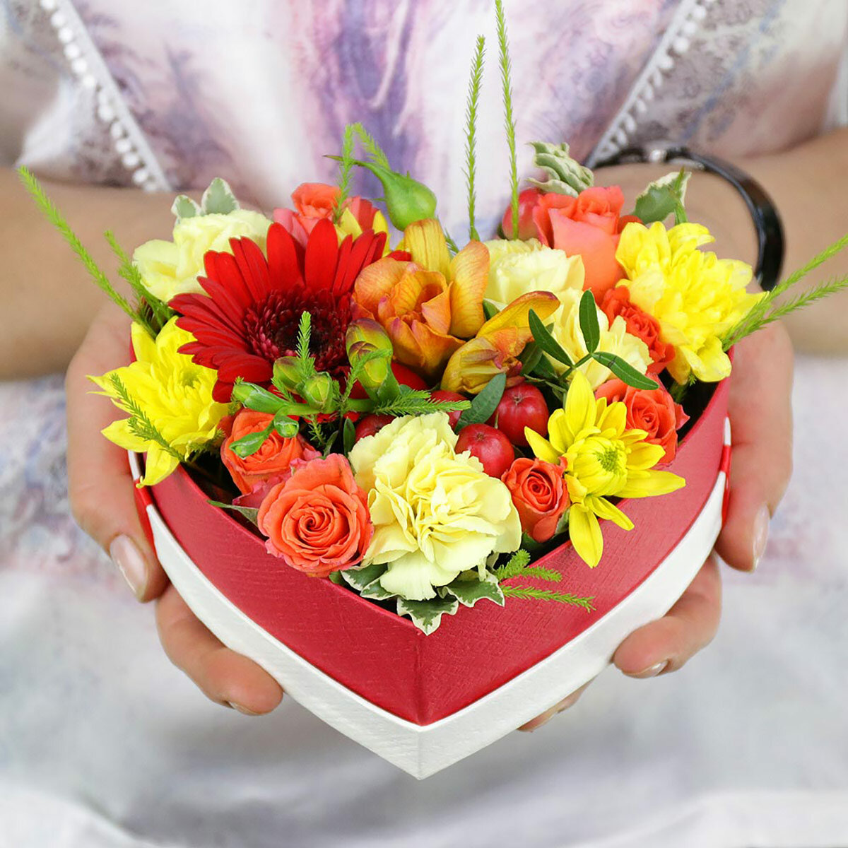 Букет Букет Маркет "Хризантема, фрезия и розы в сердце", на каркасе