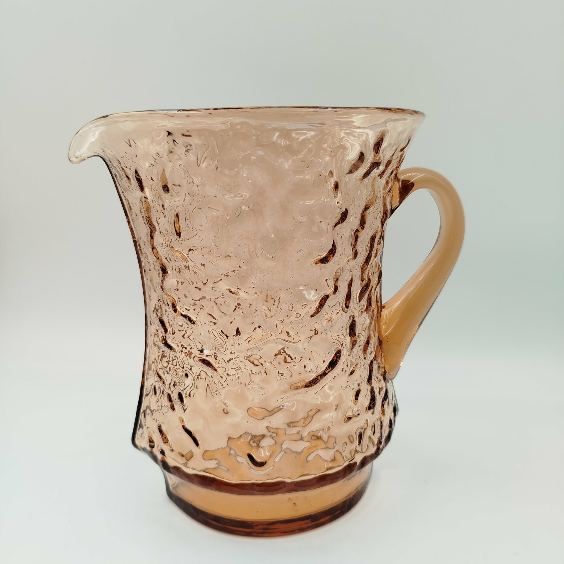 Кувшин «Кора» карамельного оттенка, автор В. С. Мурахвер, цветное стекло