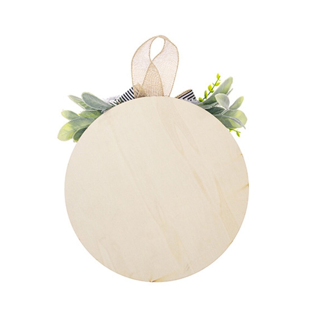 Приветственный брелок с номером дома на входной двери крыльца фермерского дома