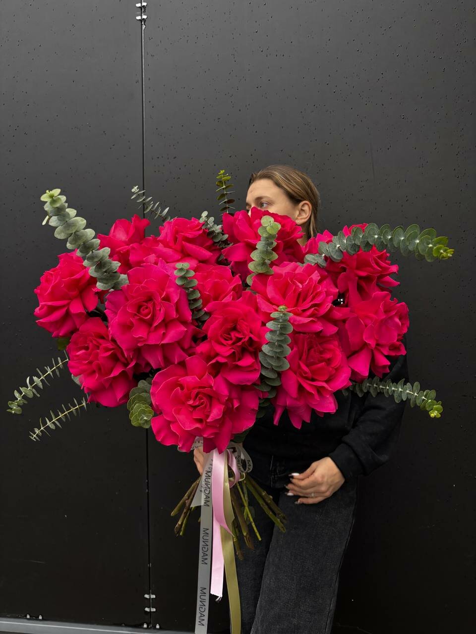 Букет Story-Flowers "Pink Floyd", монобукет из французских роз с эвкалиптом, 60см, 15 роз, Эквадор