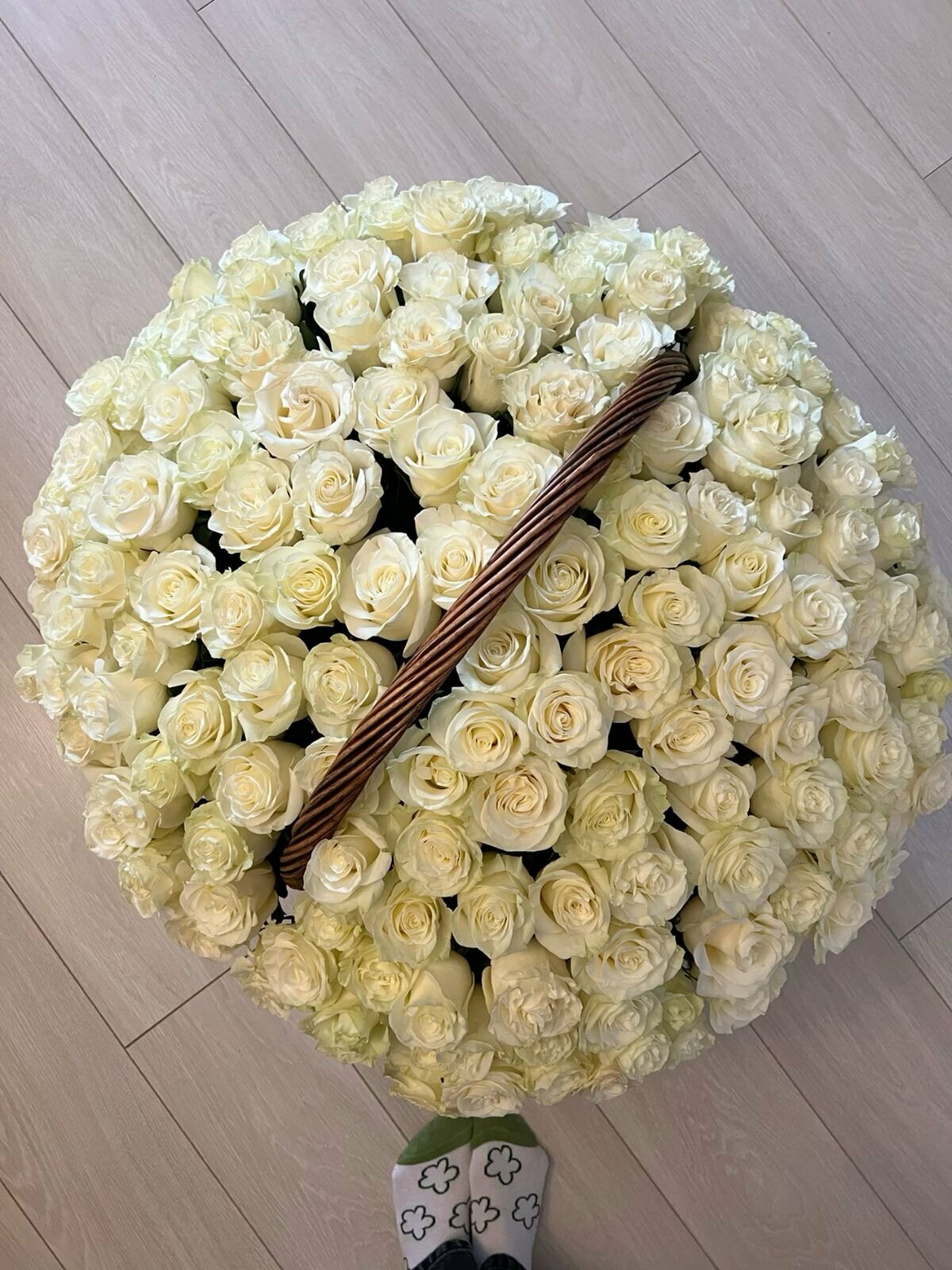 Корзина из белых роз 101 шт