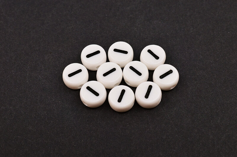 Бусина с буквой I или цифрой 1, размер 7х4мм, отверстие 1мм, цвет белый/черный, 540-107, 10шт